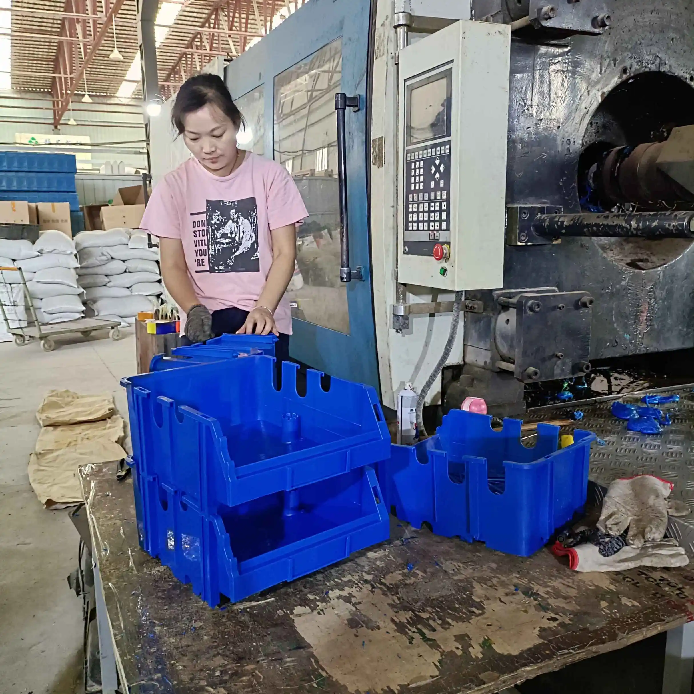 Indoor Vertical Farm Blue Plastic House Farm Mud Crab Farming Boxes