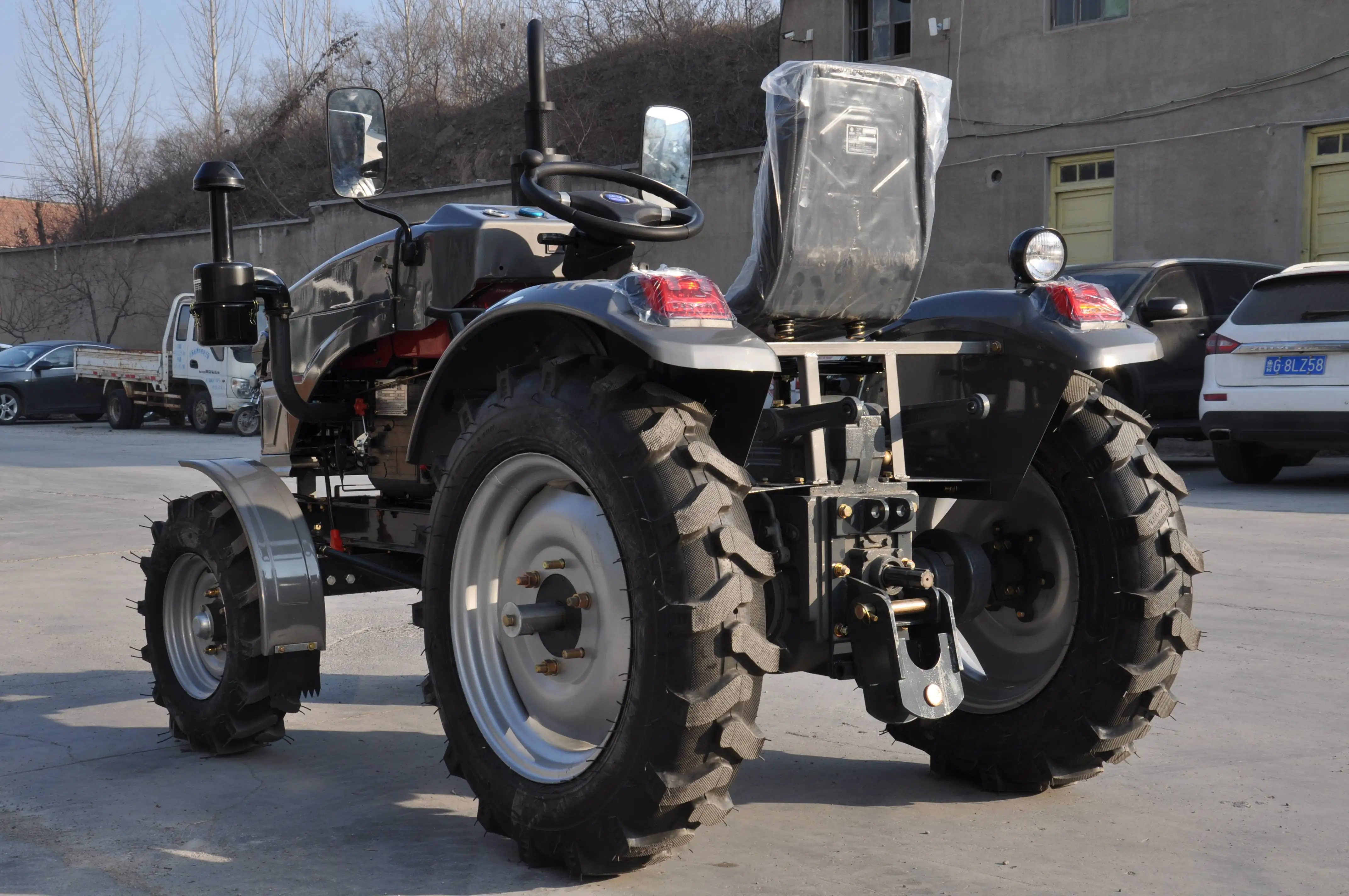 22hp 2WD Wheel Tractor 8ton Chassis Farm Tractor for Farming with a ...