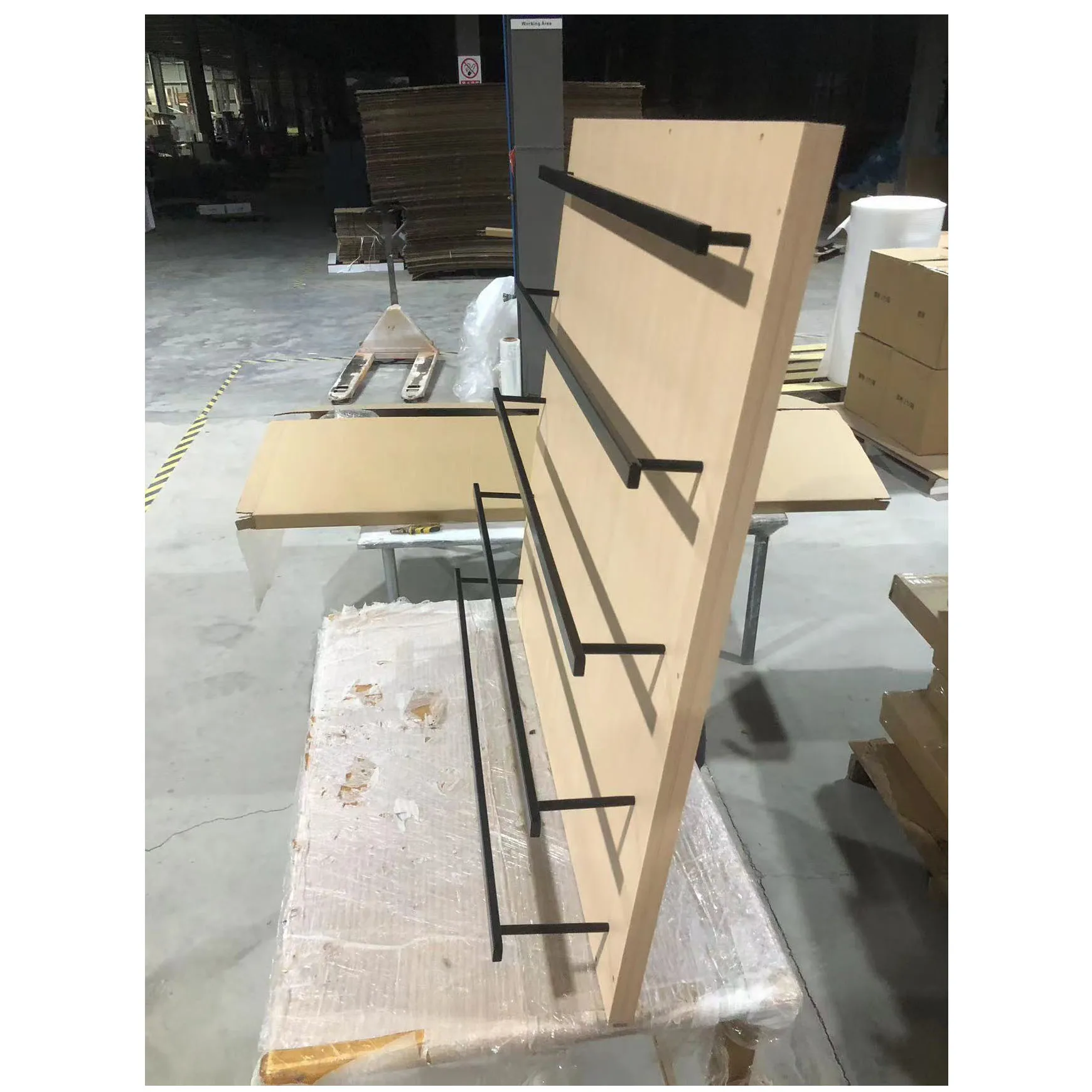 Retail Shop Fittings Wall Mounted Display Rack With Metal Hanging Rail ...