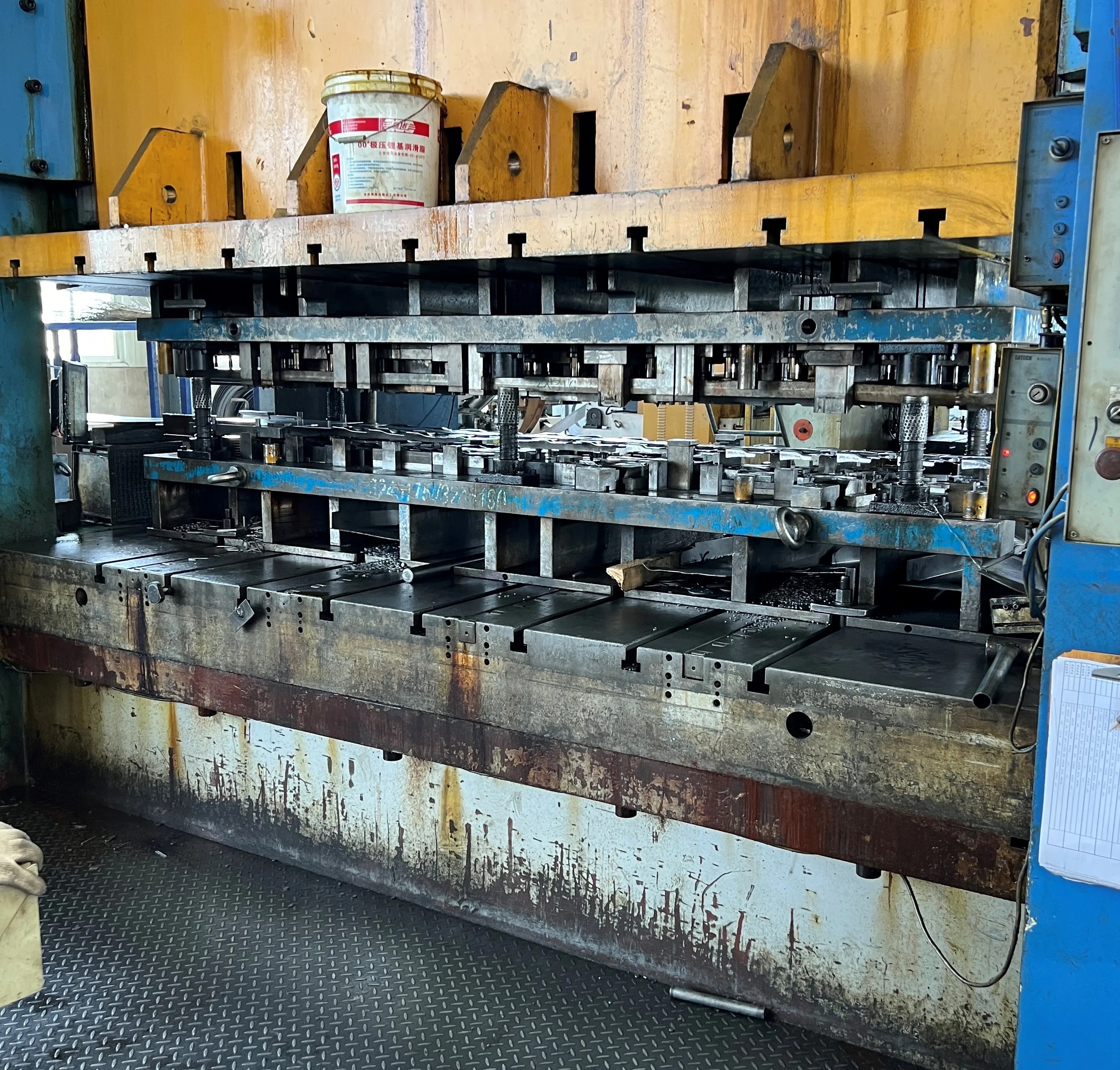 Custom Made Flat Sheet Metal Fabrication Stamping Spring Steel Clip ...