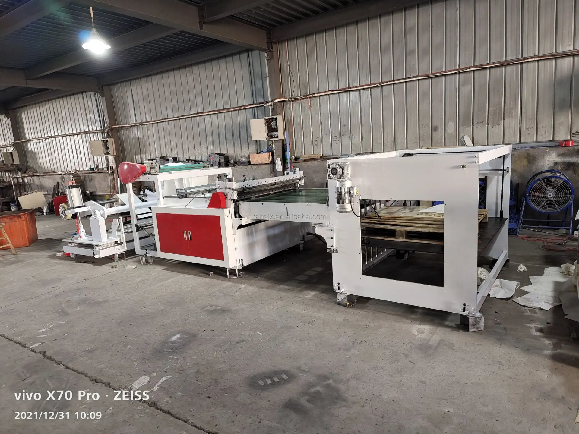 HQ-1000A Servo Motor Laminated Paper Roll to Sheet Cutting Machine