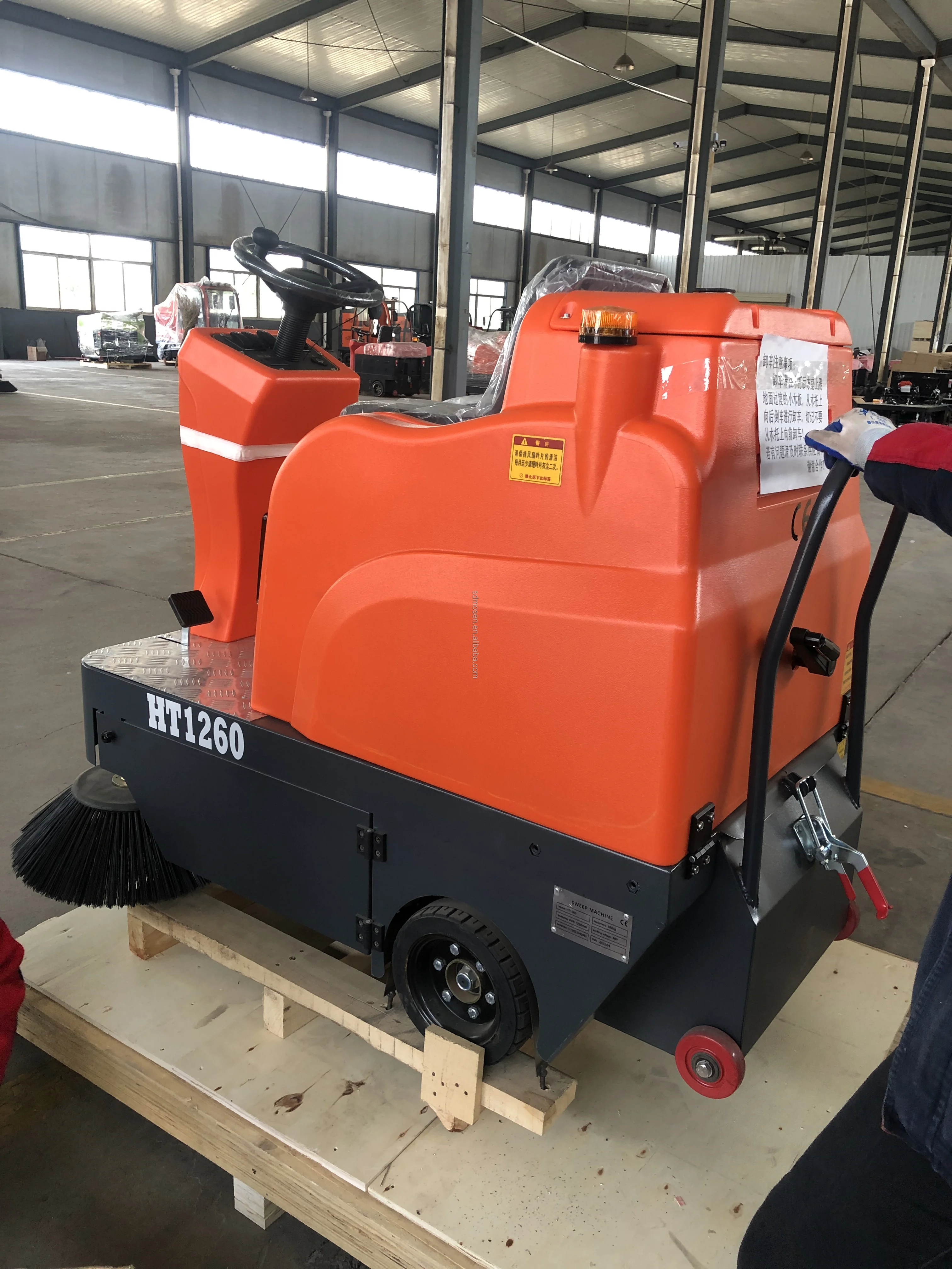 Small Street Sweeper Industrial Sidewalk Sweeper Automatic Ride On Road ...