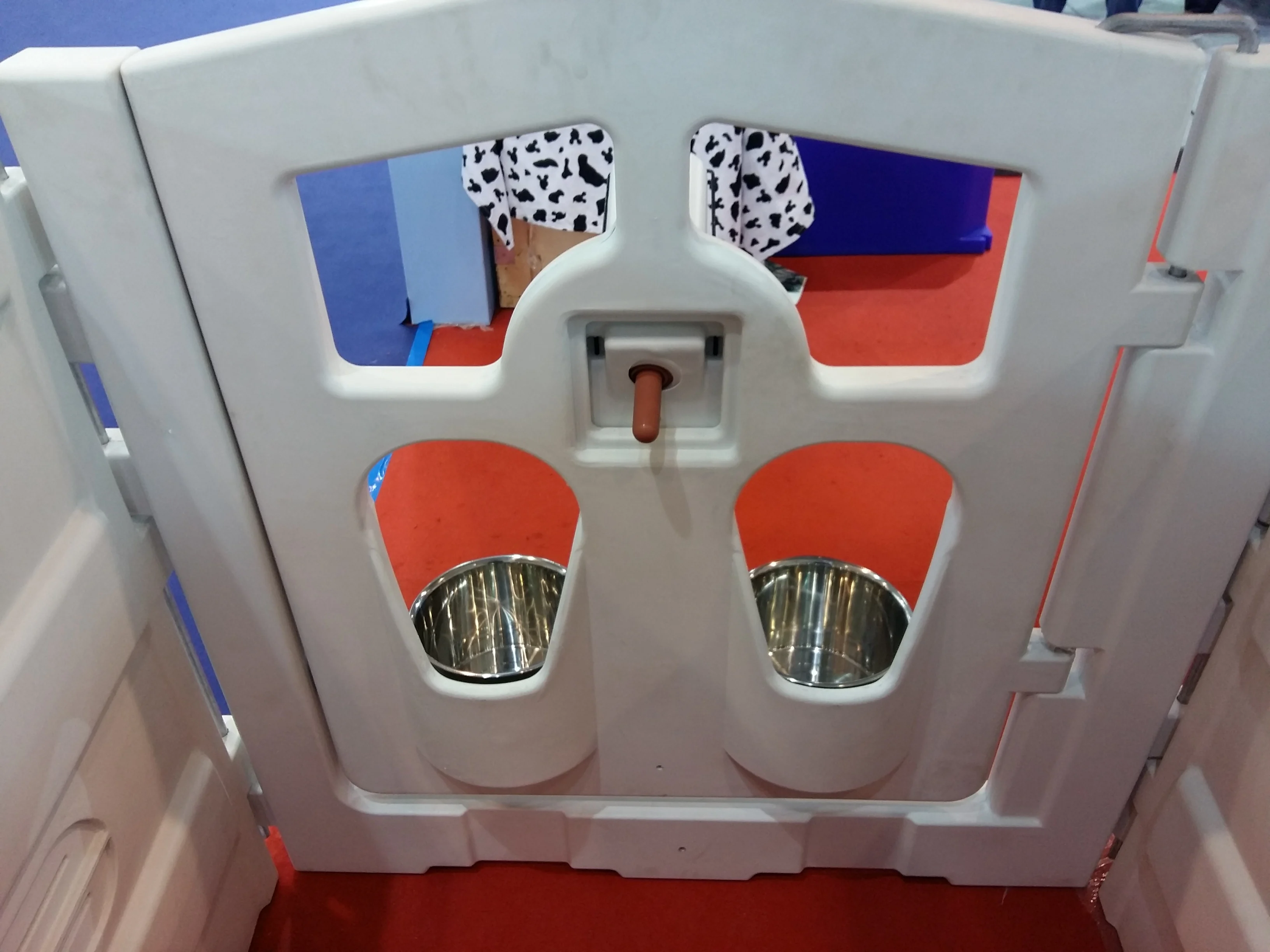 Durable Calf Hutch - High Quality Animal Cages for Livestock