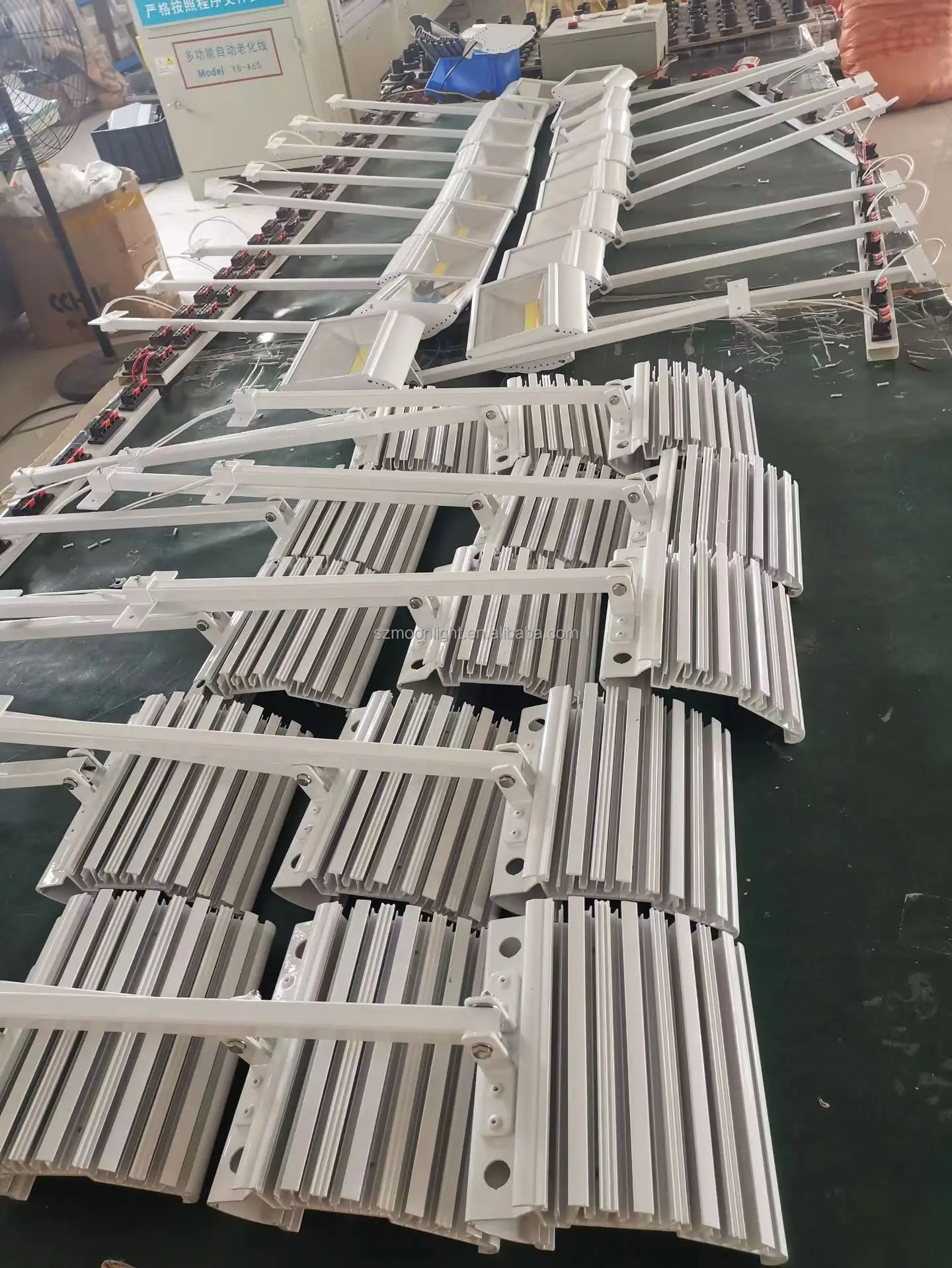 Dimmable Long Arm Spotlights for Exhibition Booths - 20W, 30W, 70W LED ...