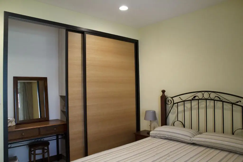 Mute Linkage Synchronized Sliding Door System for Two Doors