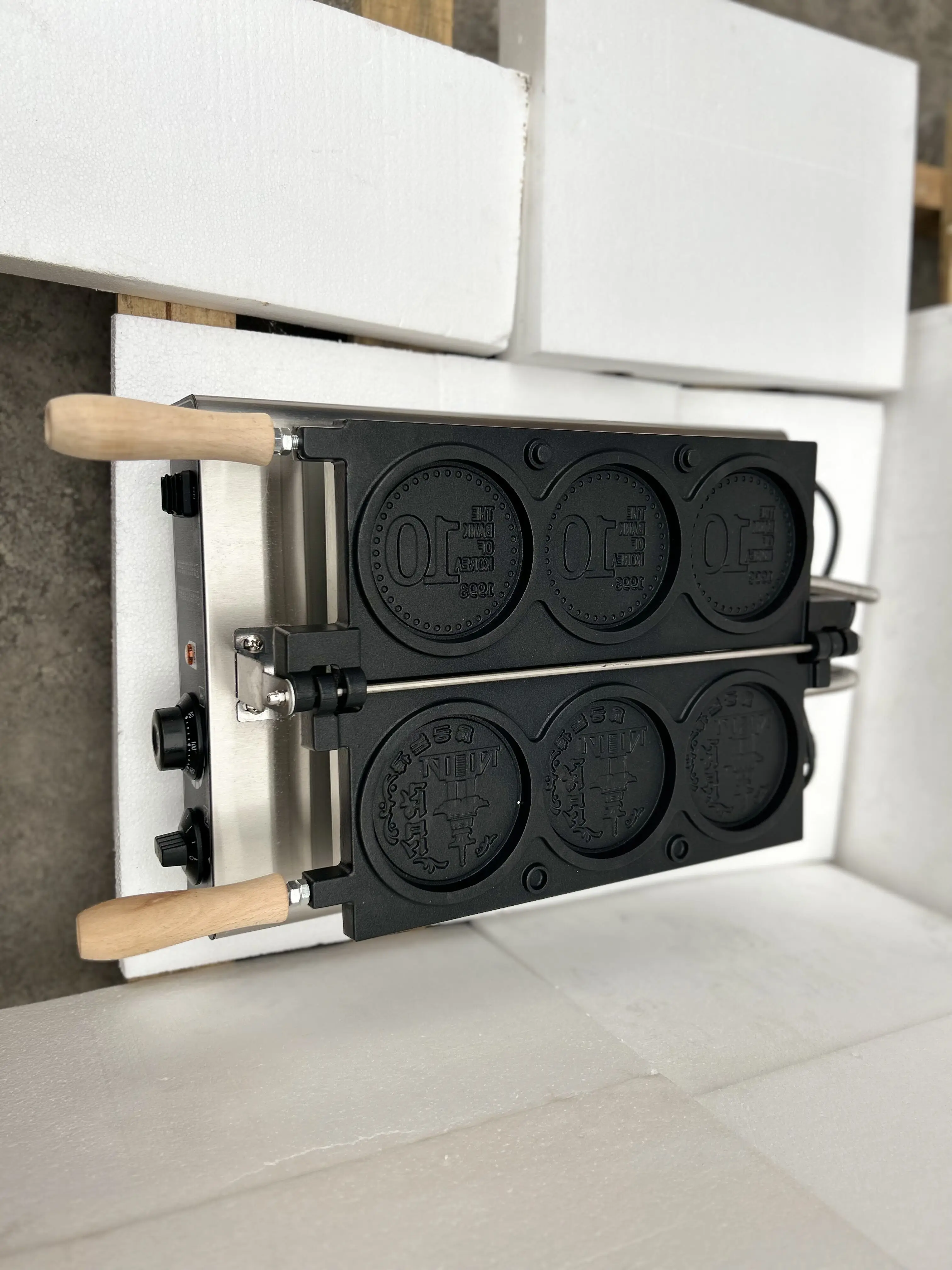 Stainless Steel Non-Stick 3 in 1 Gold Coin Waffle Maker