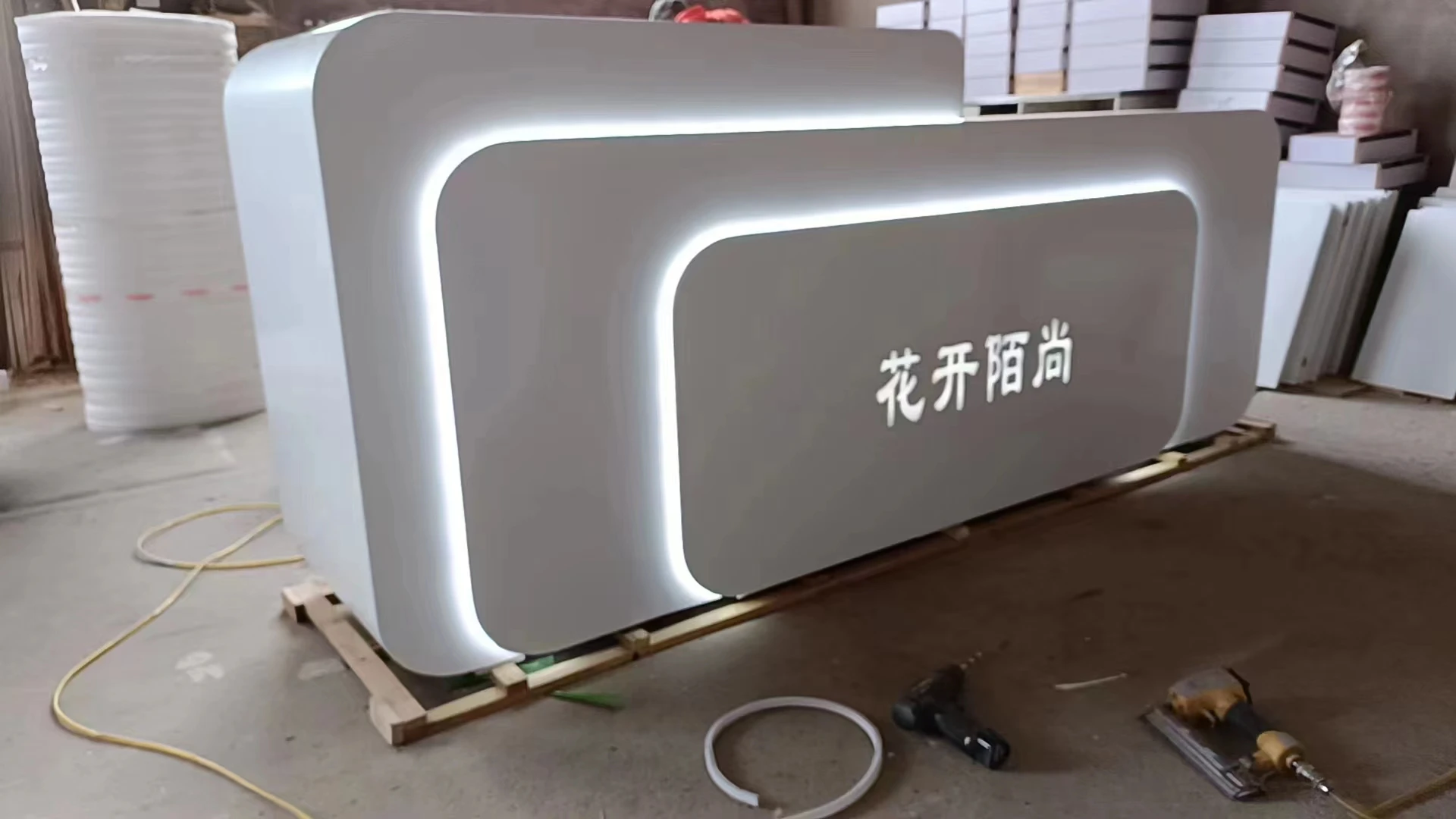 Small Standing Reception Desk pink for Boutiques Reception Cashier ...