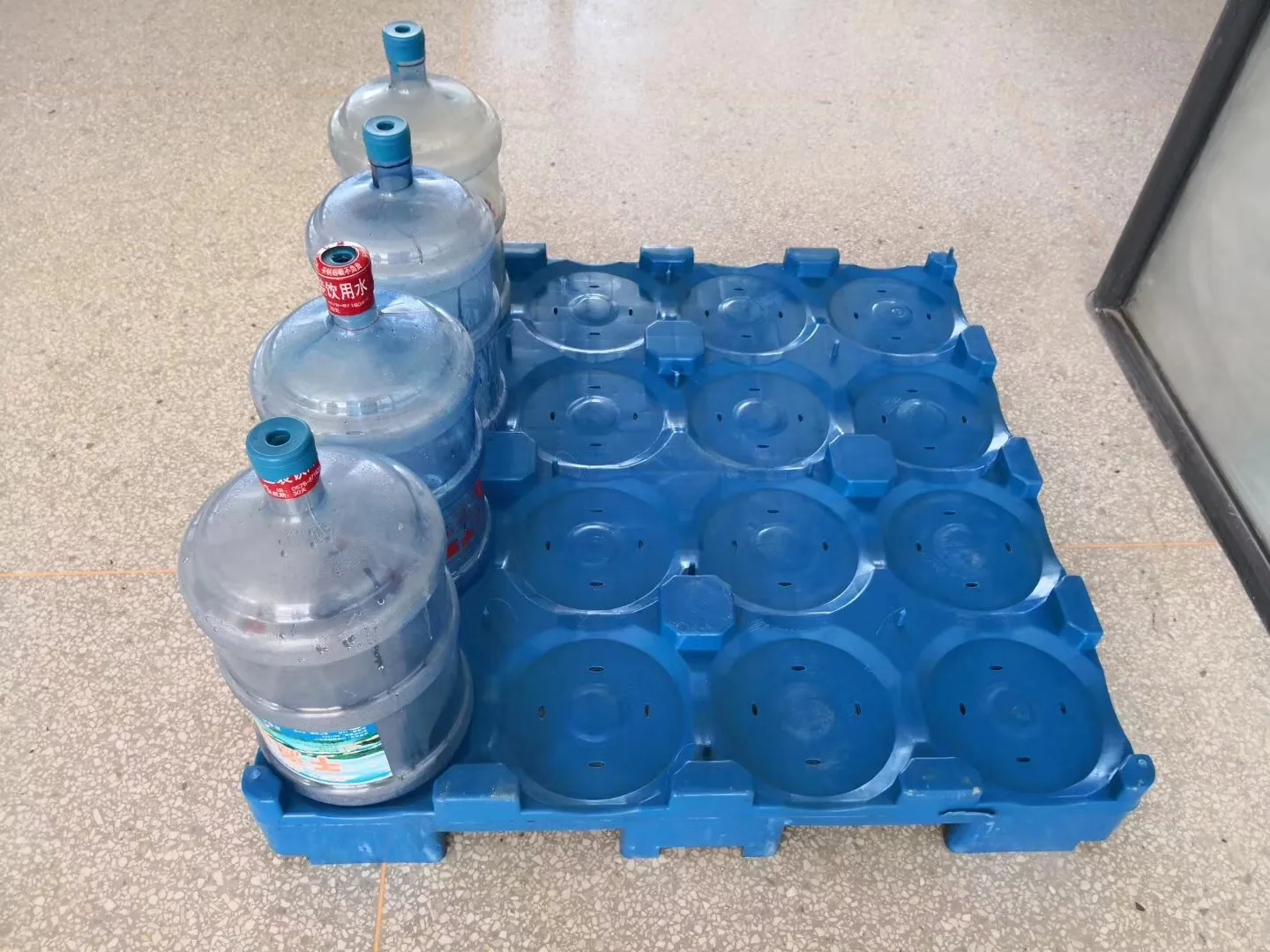 Stacking 5 Gallon Plastic Water Bottle Pallet Lypallets 1100*1100*140mm ...