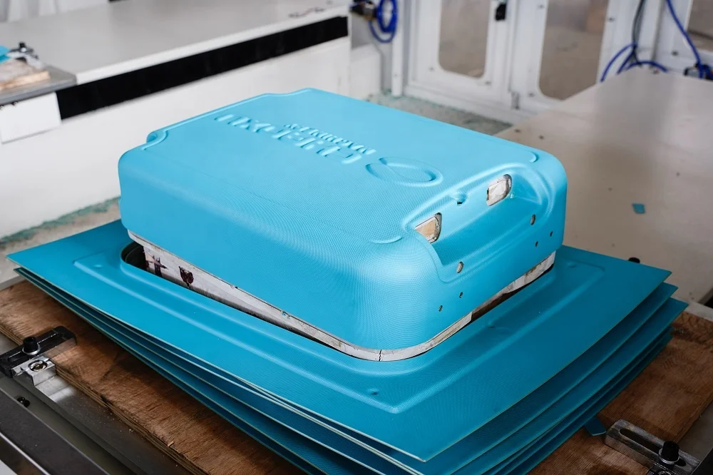 Single Station Baggage Shell CNC Cutting Machine of Suitcase Machine ...