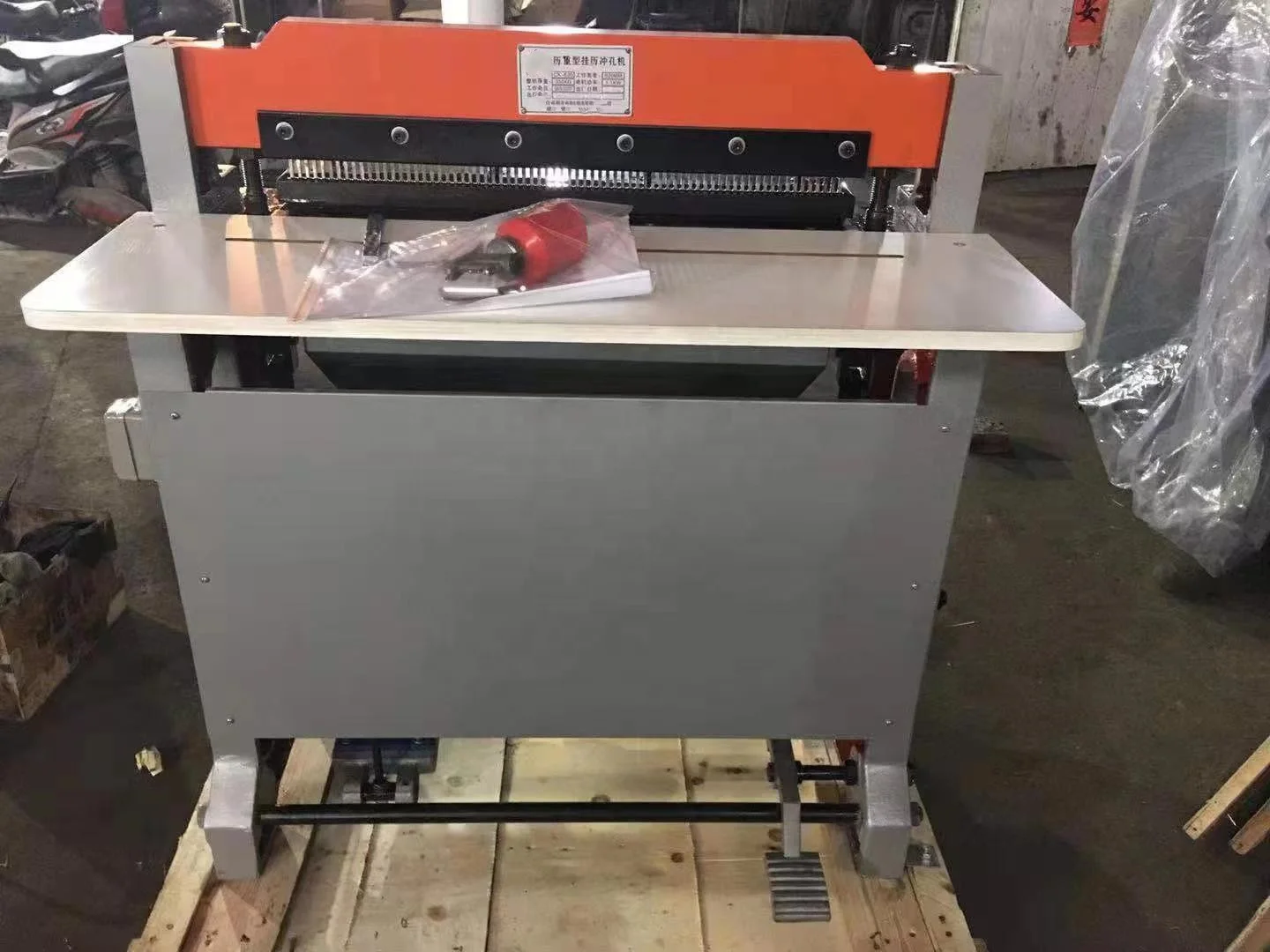 CK620 A1 Heavy-Duty Calendar Punching Machine by Befitter