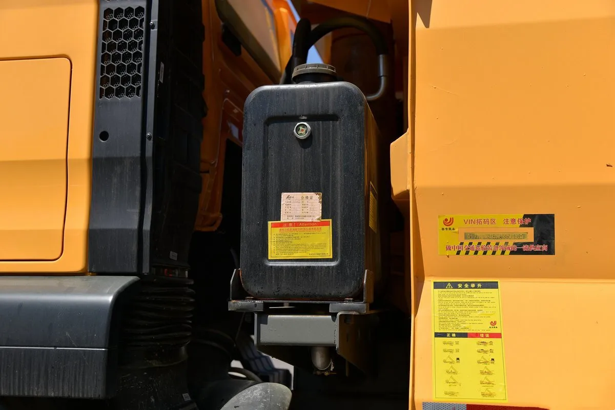 Sinotruk SITRAK G7W 8X4 Dump Truck - 40-50T Tipping Garbage Container
