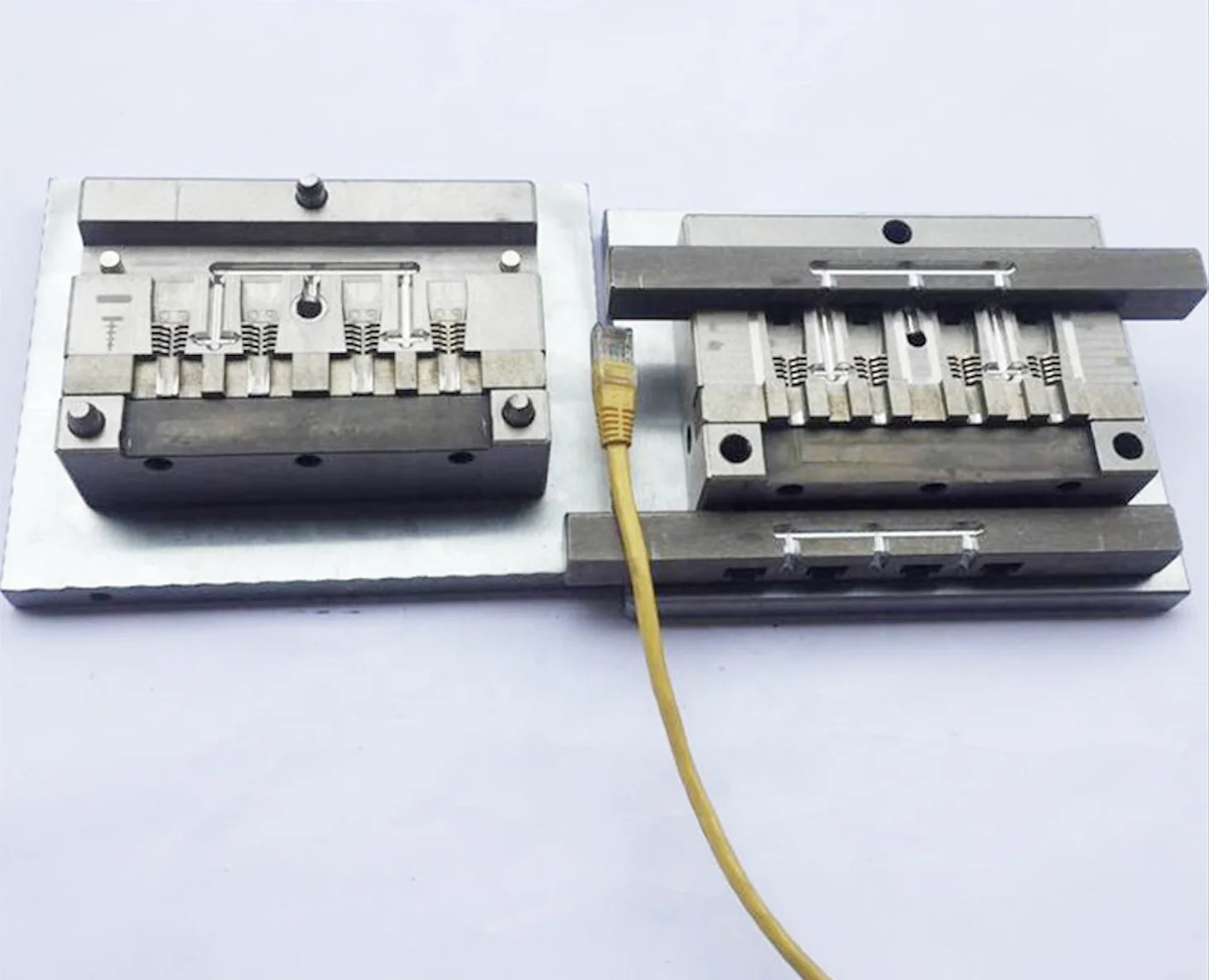 RJ45 Patch Cat6 Cable Injection Molding Machine Plastic Injection ...