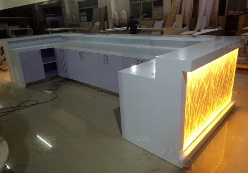 Encimera de barra en L contemporánea a medida, superficie sólida ...