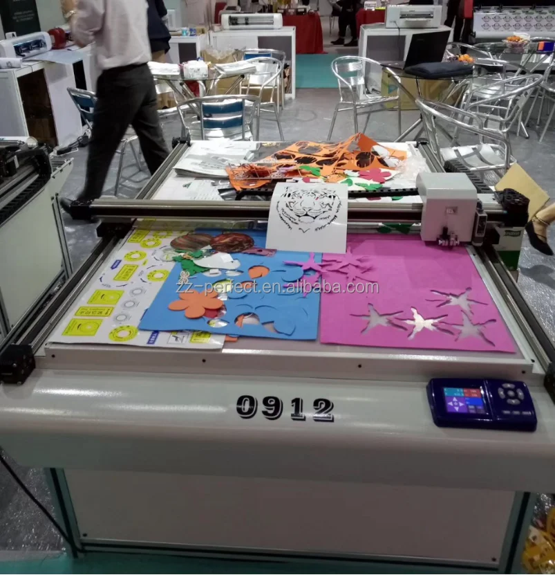 Cardboard Vinyl Sticker Flatbed Cutting Plotter Machine