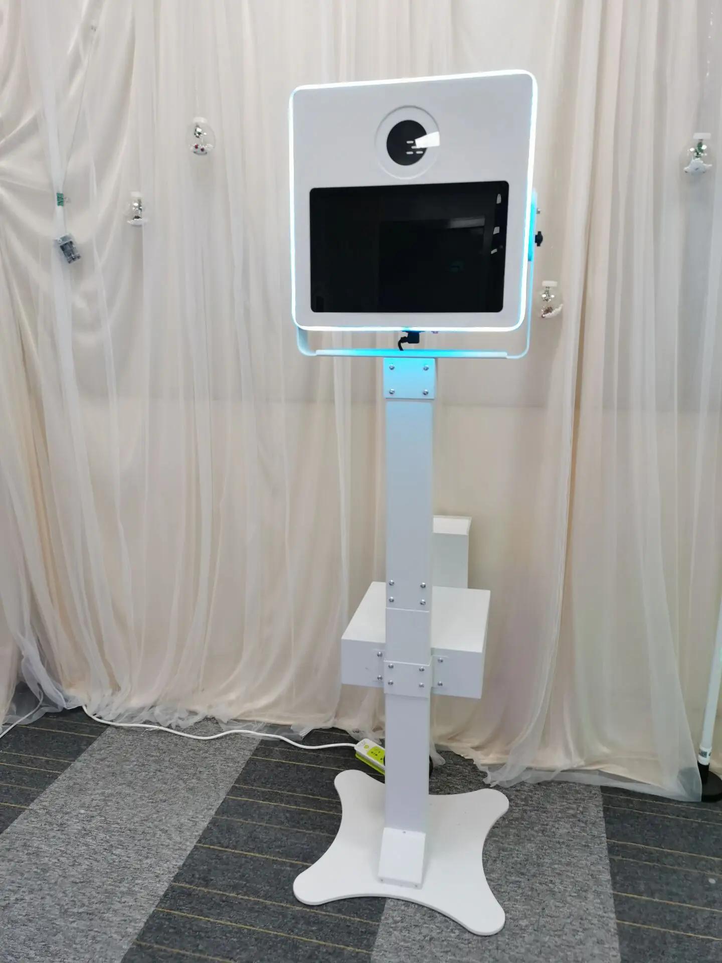 Metal Photo Booth Shell 15.6inch Touch Screen Dslr Led Open Air Photo ...