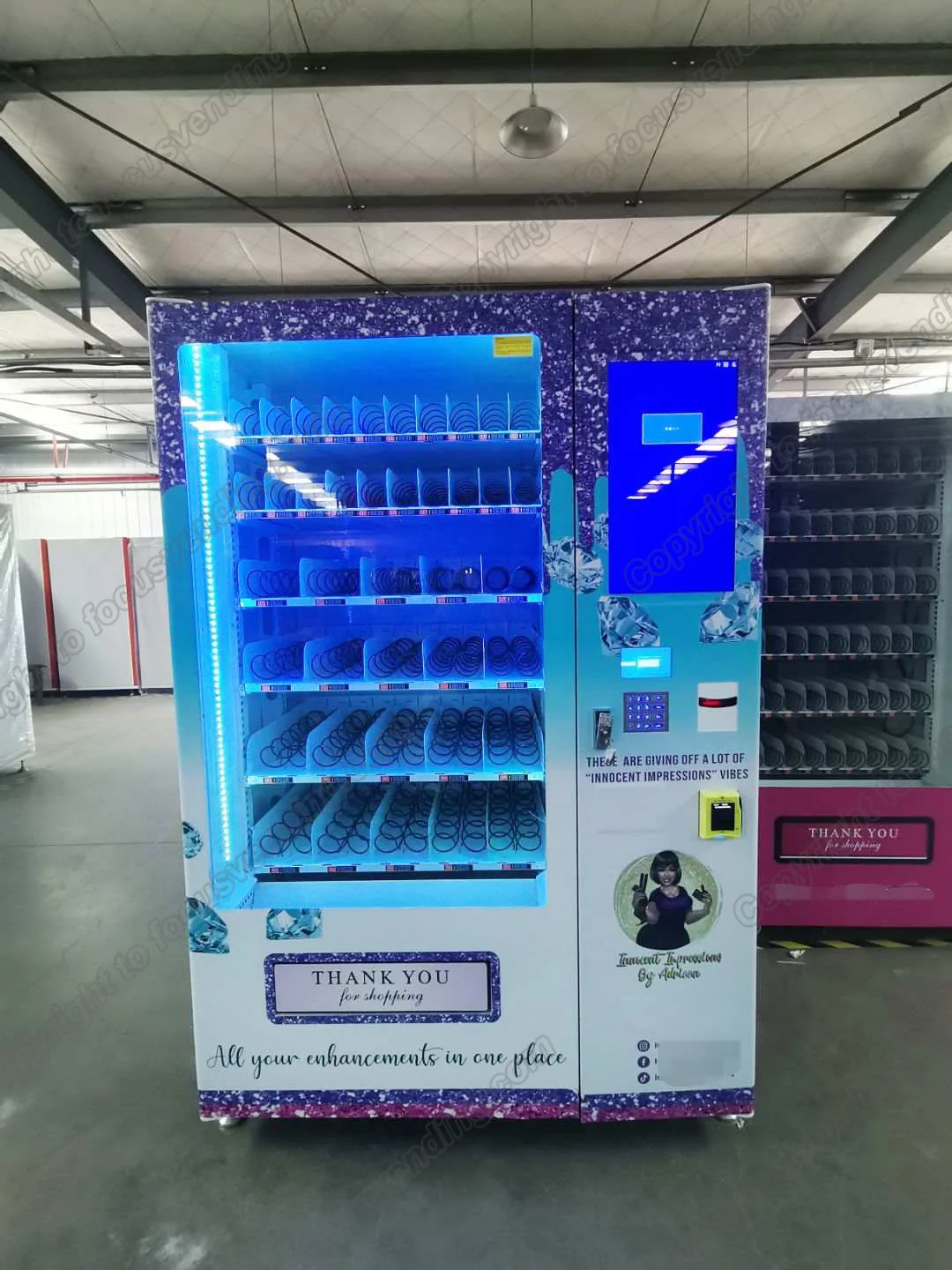 Customized Colorful LED Light Vending Machine - 2 Year Warranty