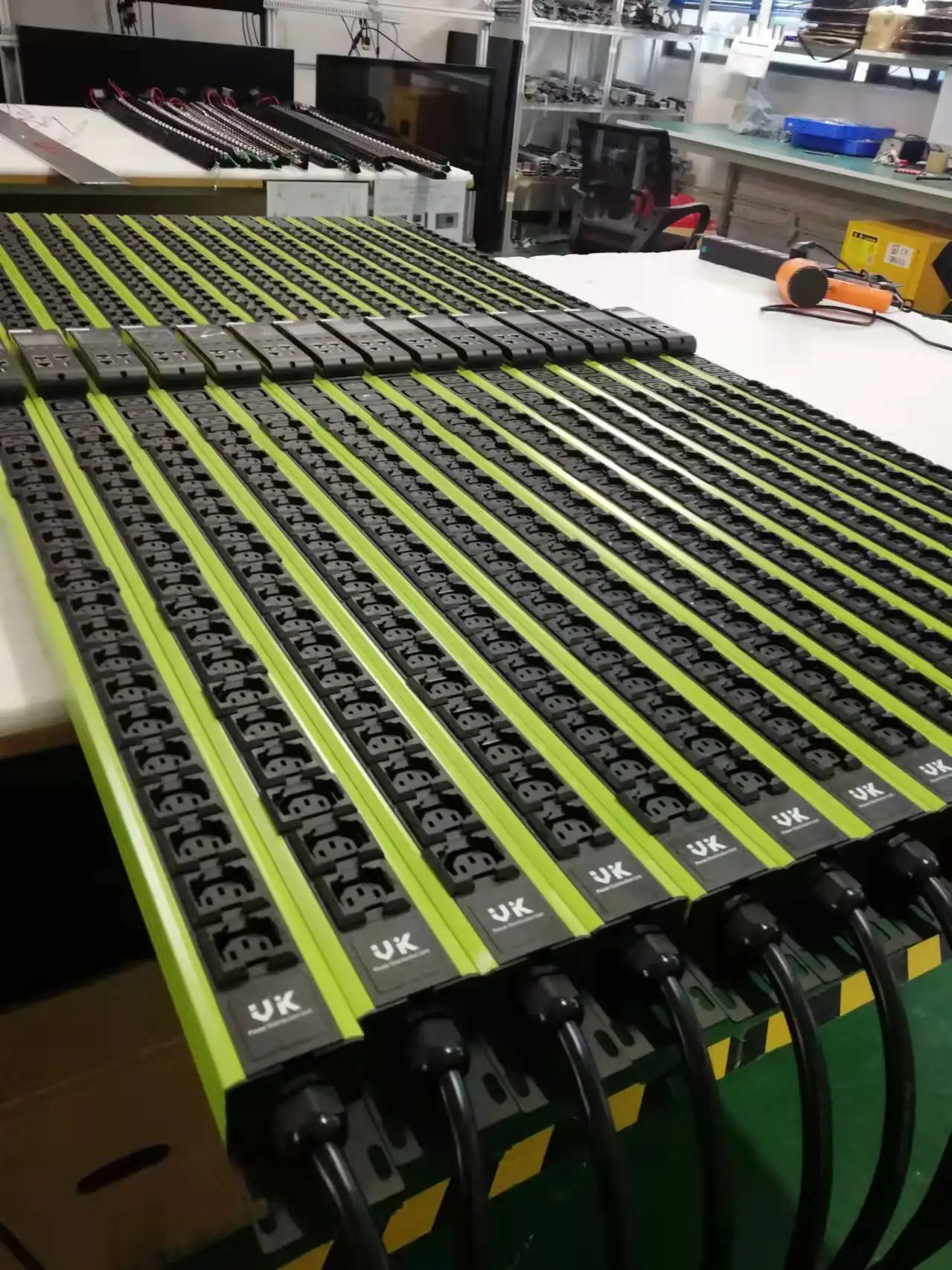 2023 8-Bit Intelligent PDU Cabinet for Data Center Control