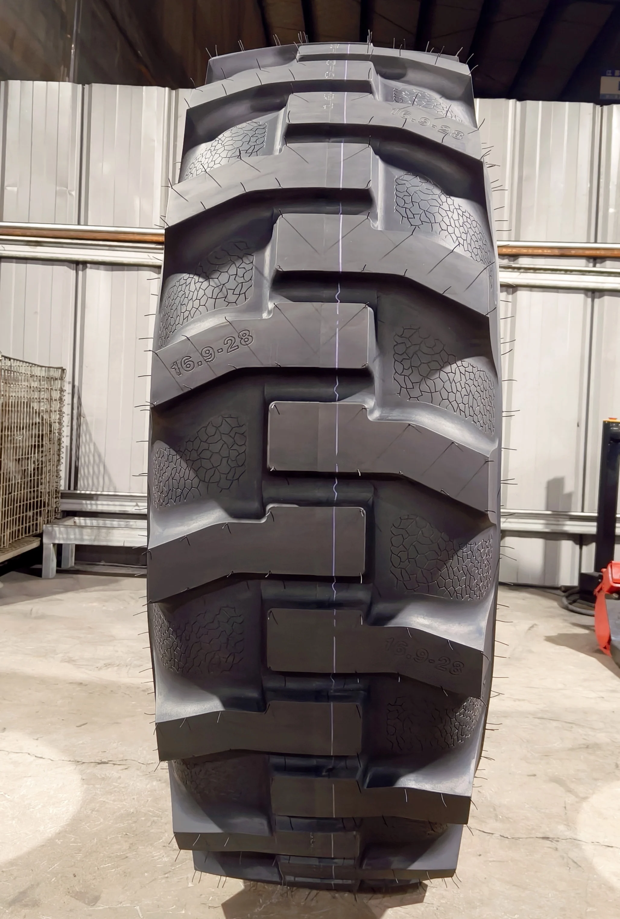R4 Tyres For Backhoe Loaders Bias Tires For Compact Loaders 16.9-28 169 ...