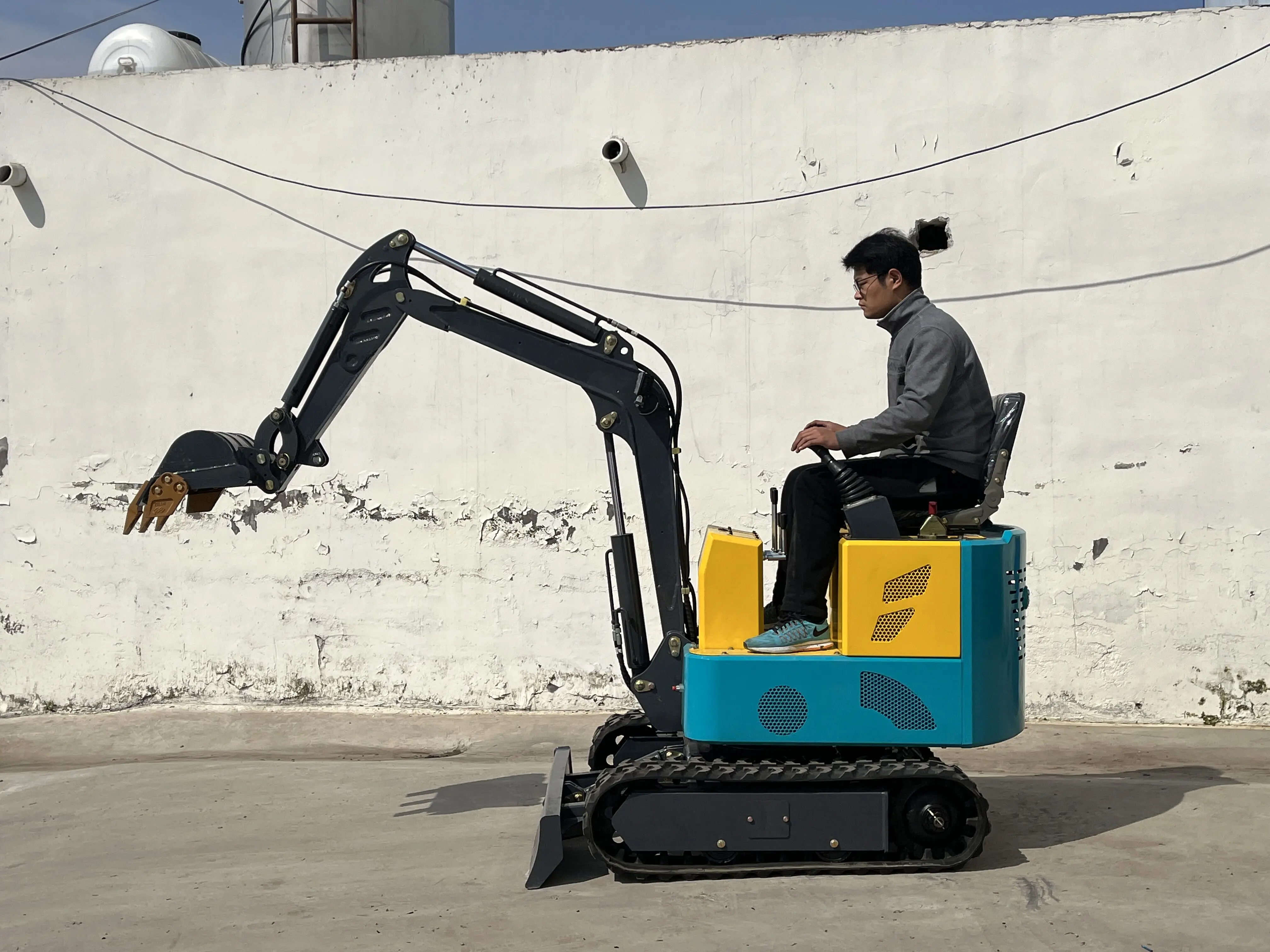 China Mini 1980kg 2 Ton Diesel Engine Crawler Hydraulic Excavator ...