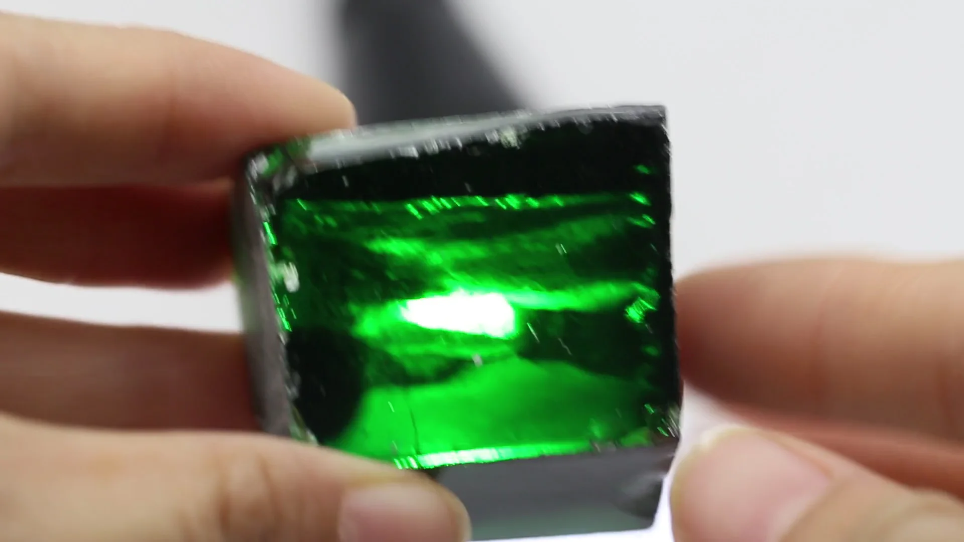 High Quality Synthetic Cz Raw Material Emerald Rough Cubic Zirconia ...