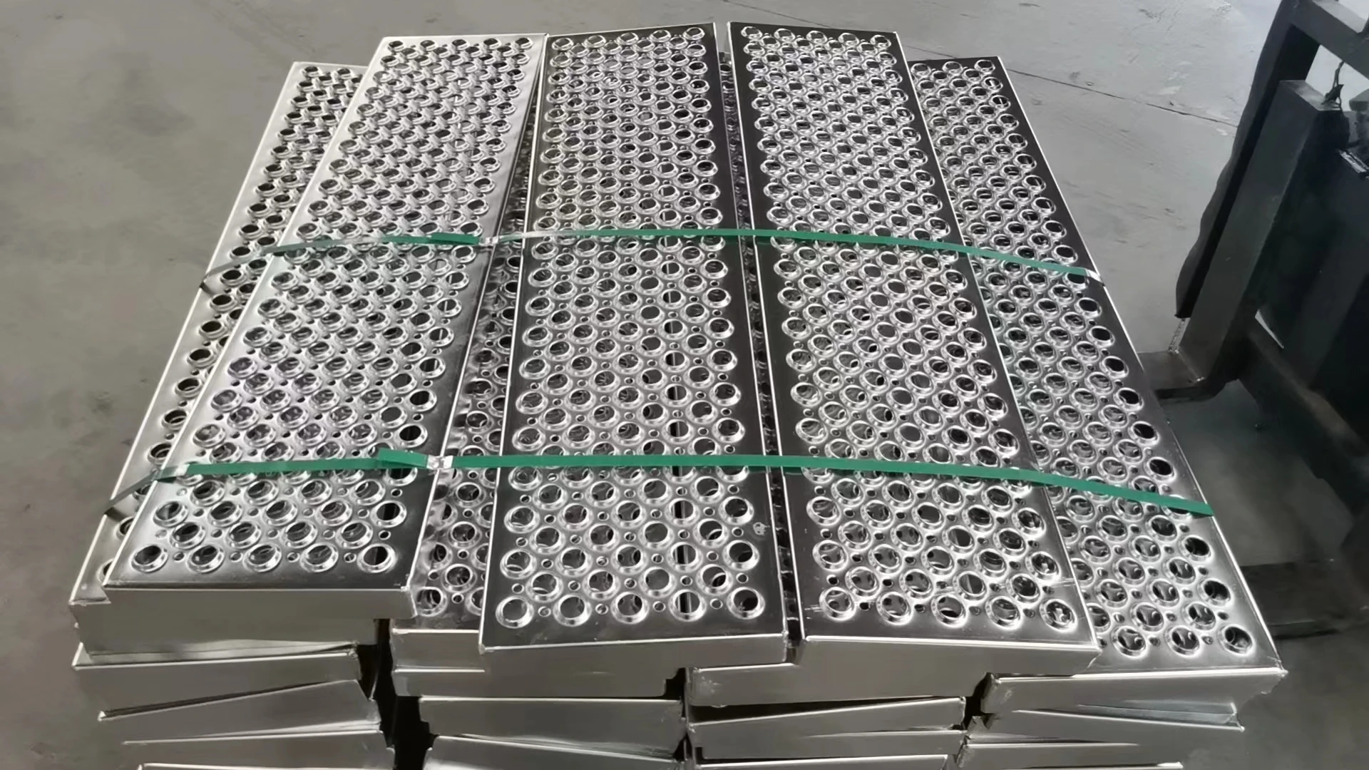 Industrial Slip-resistant Stair Nosing & Tread Grating - Oem