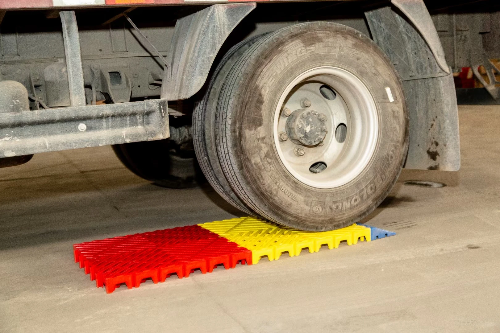 2024 Durable Pp Mat Plastic Interlocking Garage Floor Mat For Car Wash ...