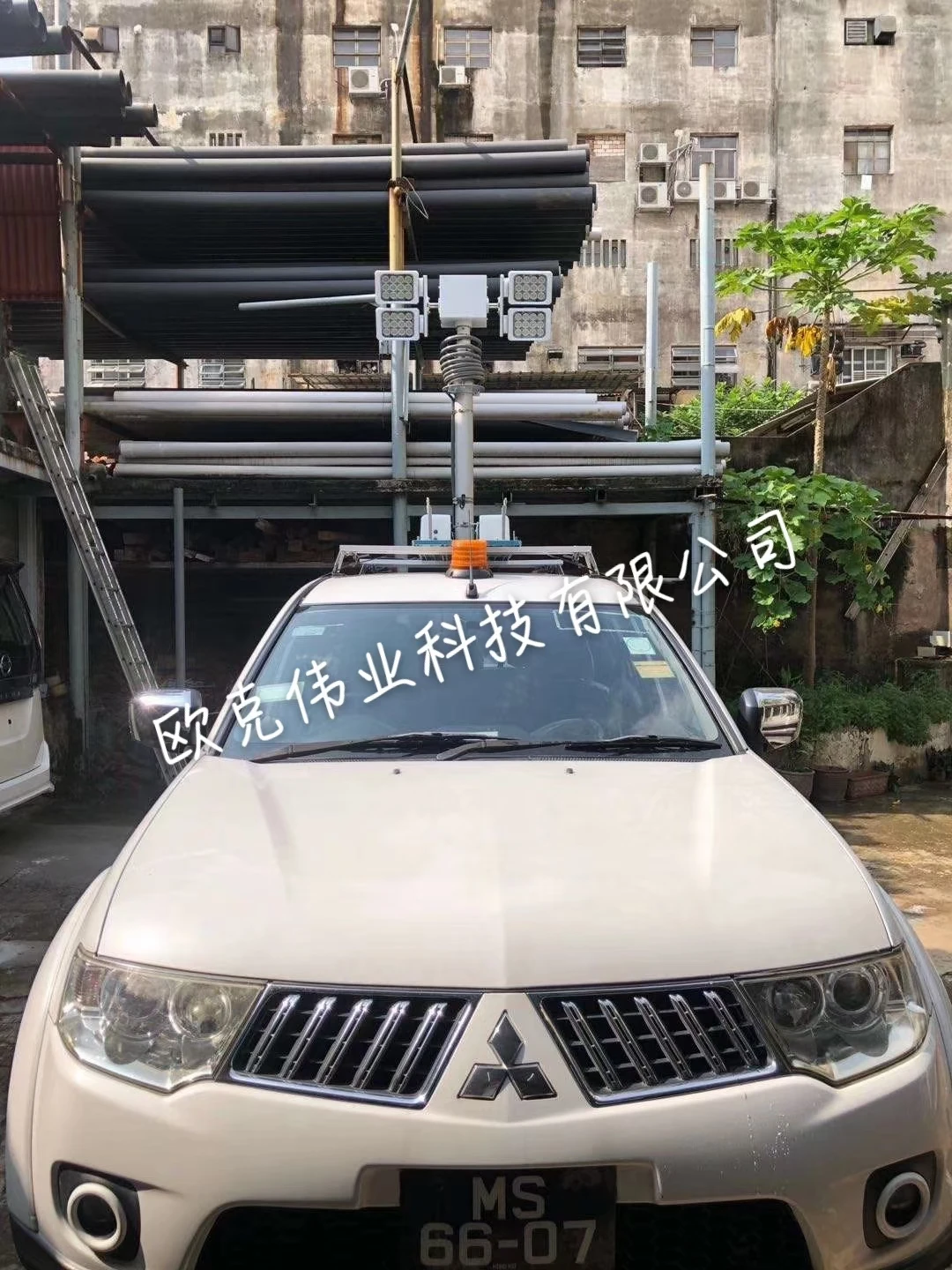 Car Vehicle Fire Truck Mobile Mast Pneumatic Light Tower