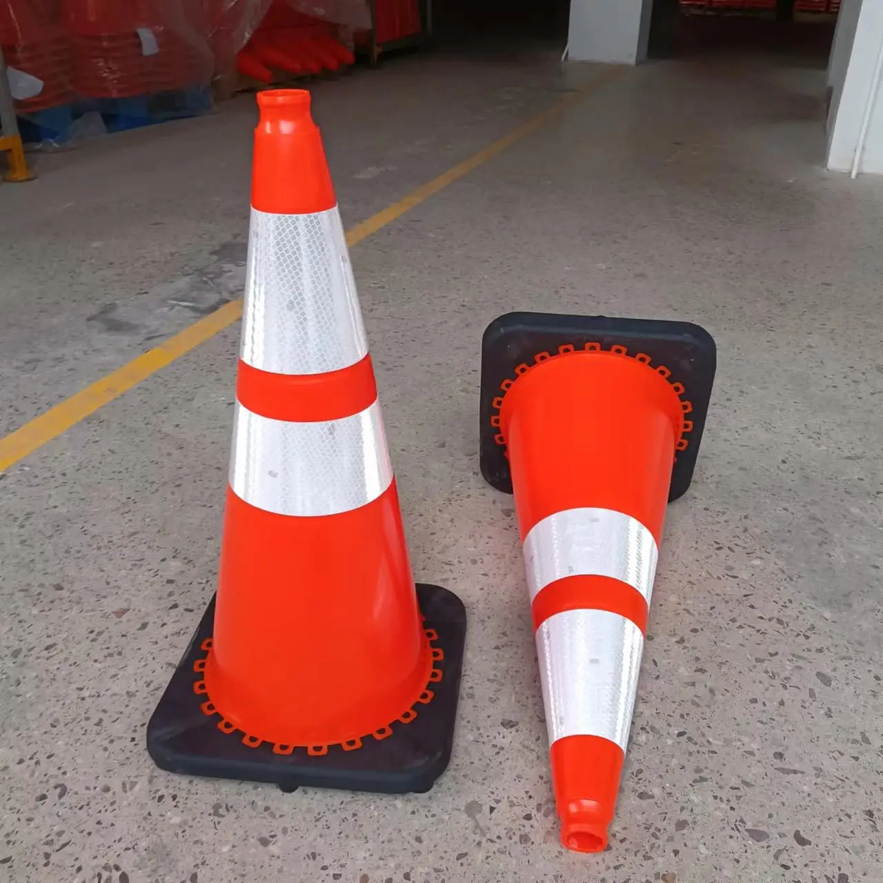 28" 7lbs Black Base Unbreakable PVC Road Traffic Safety Cone Traffic ...