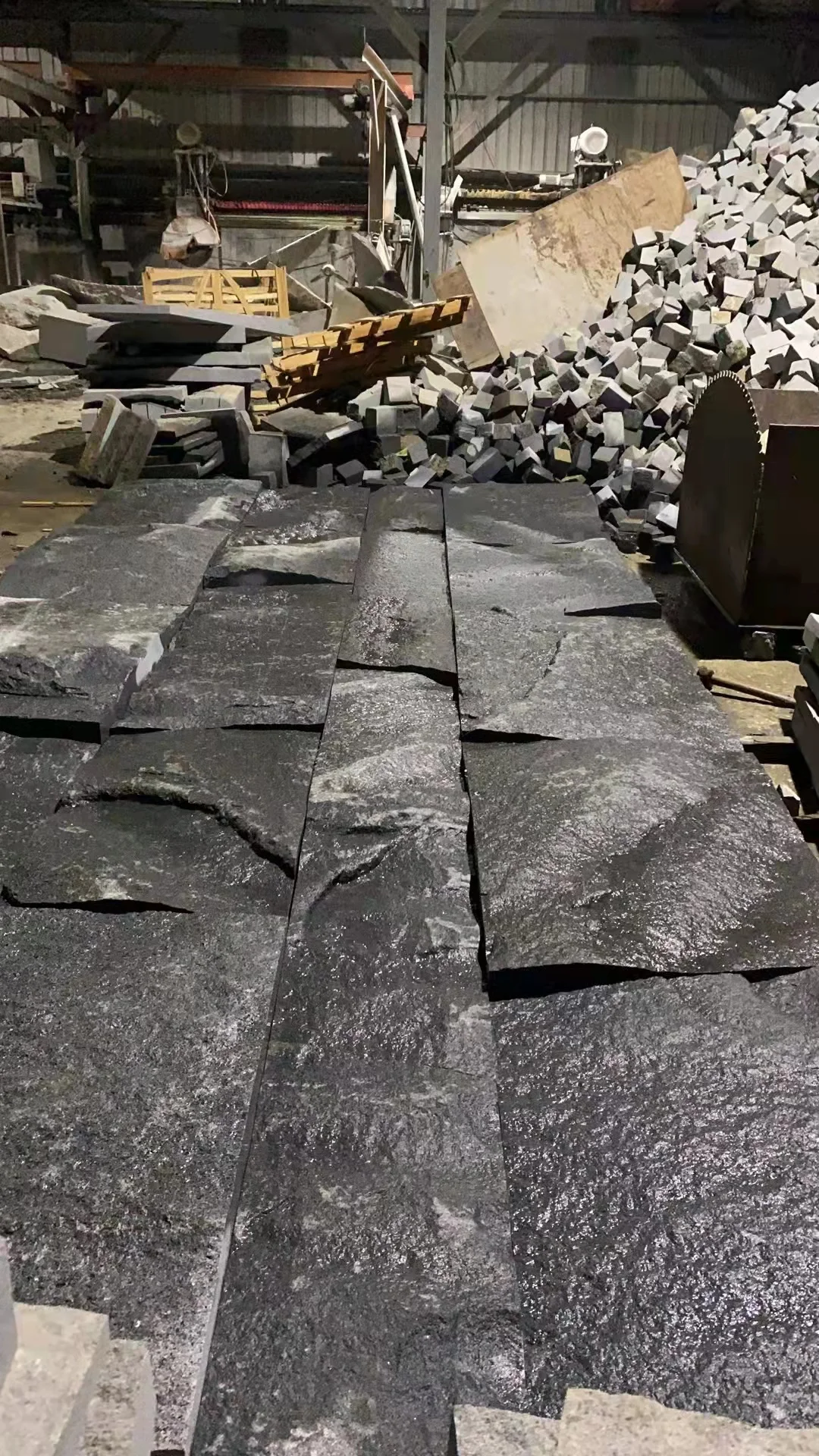 Modern Black Split Face Basalt Stone for Decorative Exterior Walls - OEM