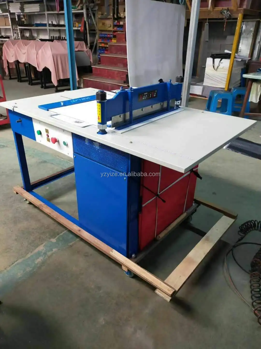 Manual Zig Zag Fabric Cutting Machine - Durable & Precise