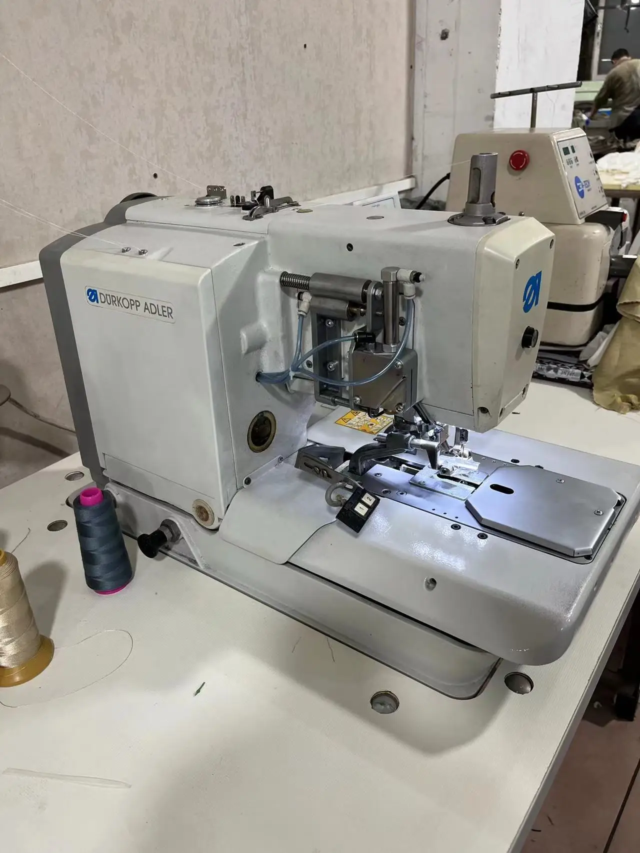 Utilizzato Durkopp Adler 580 Industriale Occhiello Asola Macchina Da ...