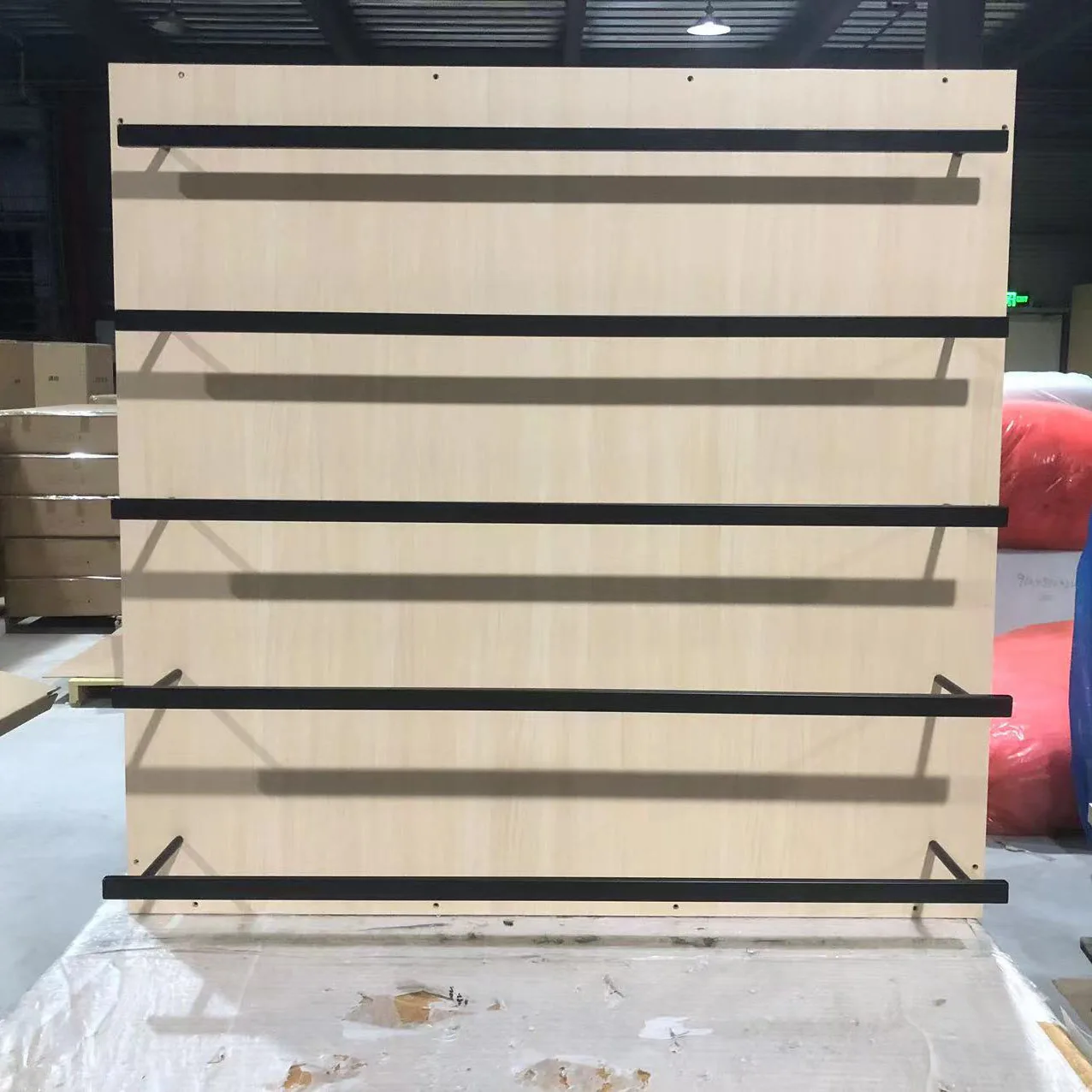 Retail Shop Fittings Wall Mounted Display Rack With Metal Hanging Rail ...