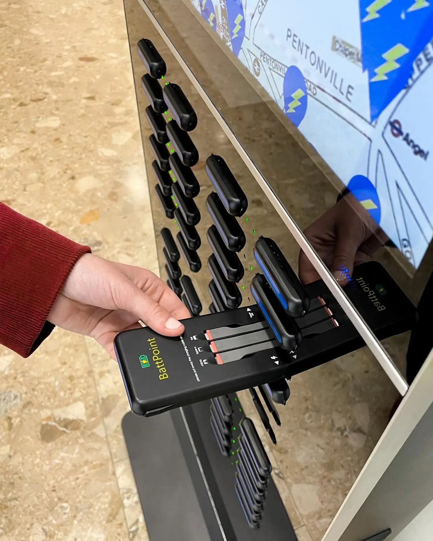 Airport Cell Phone Charging Stations Sharing Power Bank 48 Slots ...