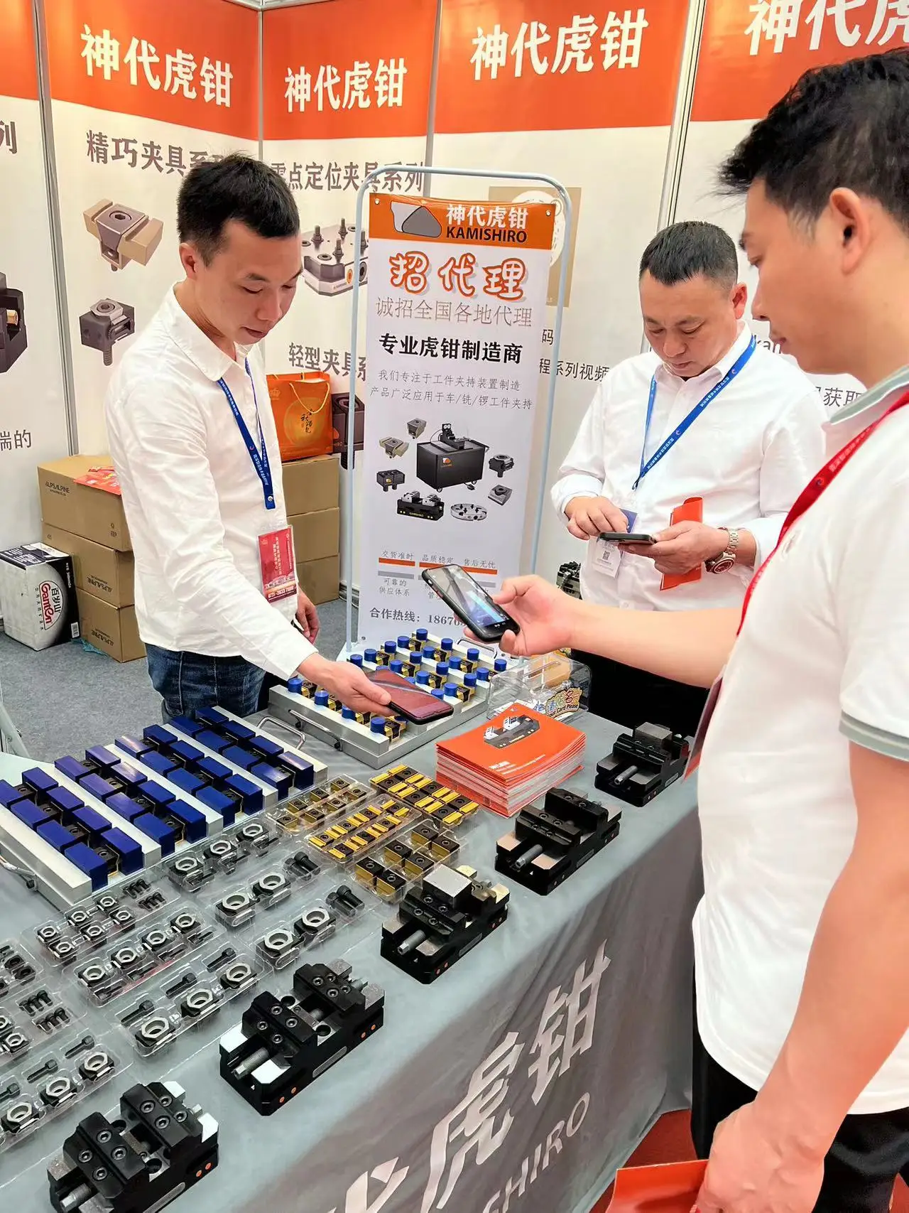 Perfect 5-axis Vise Fixtures Automation Clamping Solution Zero Point 52 Self Centering Vise Cnc ...