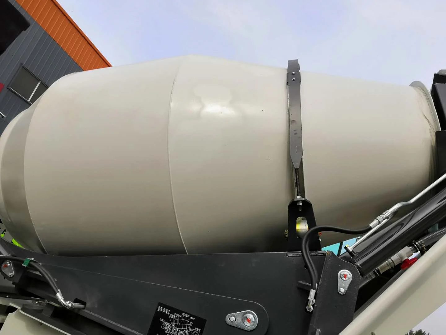 Laigong Self Loading Mobile Mixer Truck Mixer 1.5-4 Cubic Meter