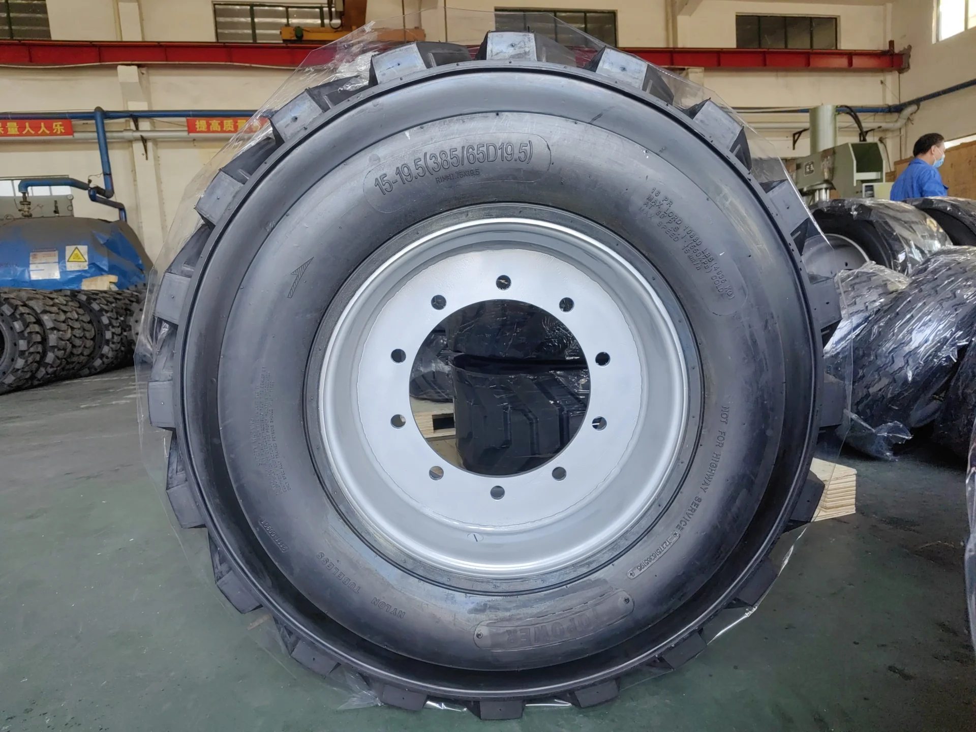 JLG 860SJ Manlift Foam Filled Tire 385/65D19.5 - Durable & Reliable