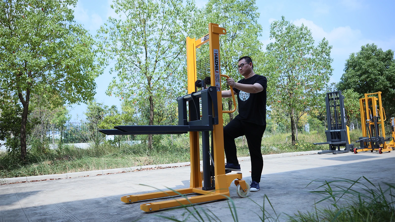 Haizhili Handling Equipment Hydraulic Hand Forklift 2 Ton Straddle ...