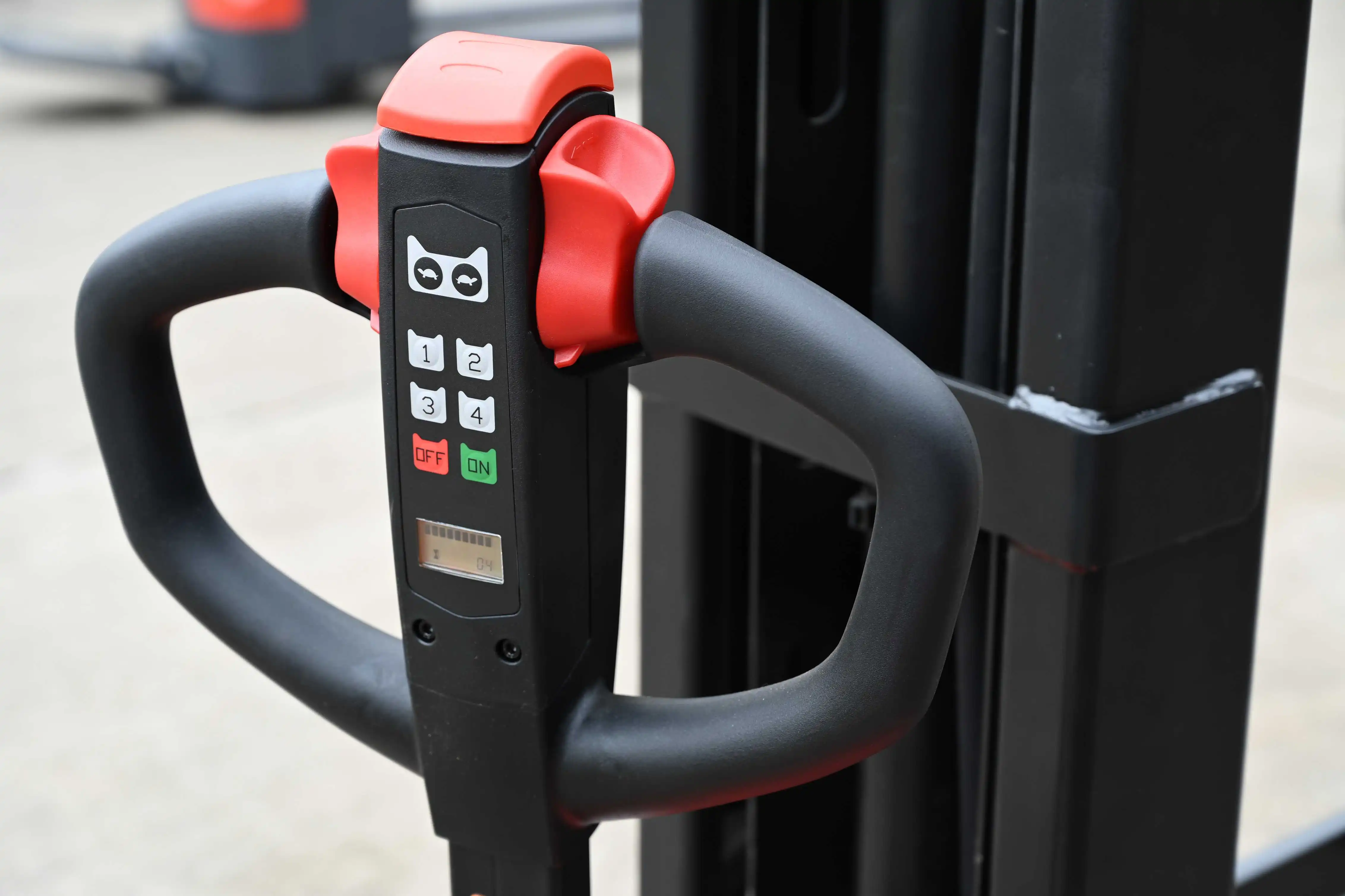 Everlift Self-Loading Stacker Trucks - Efficient Pallet Handling