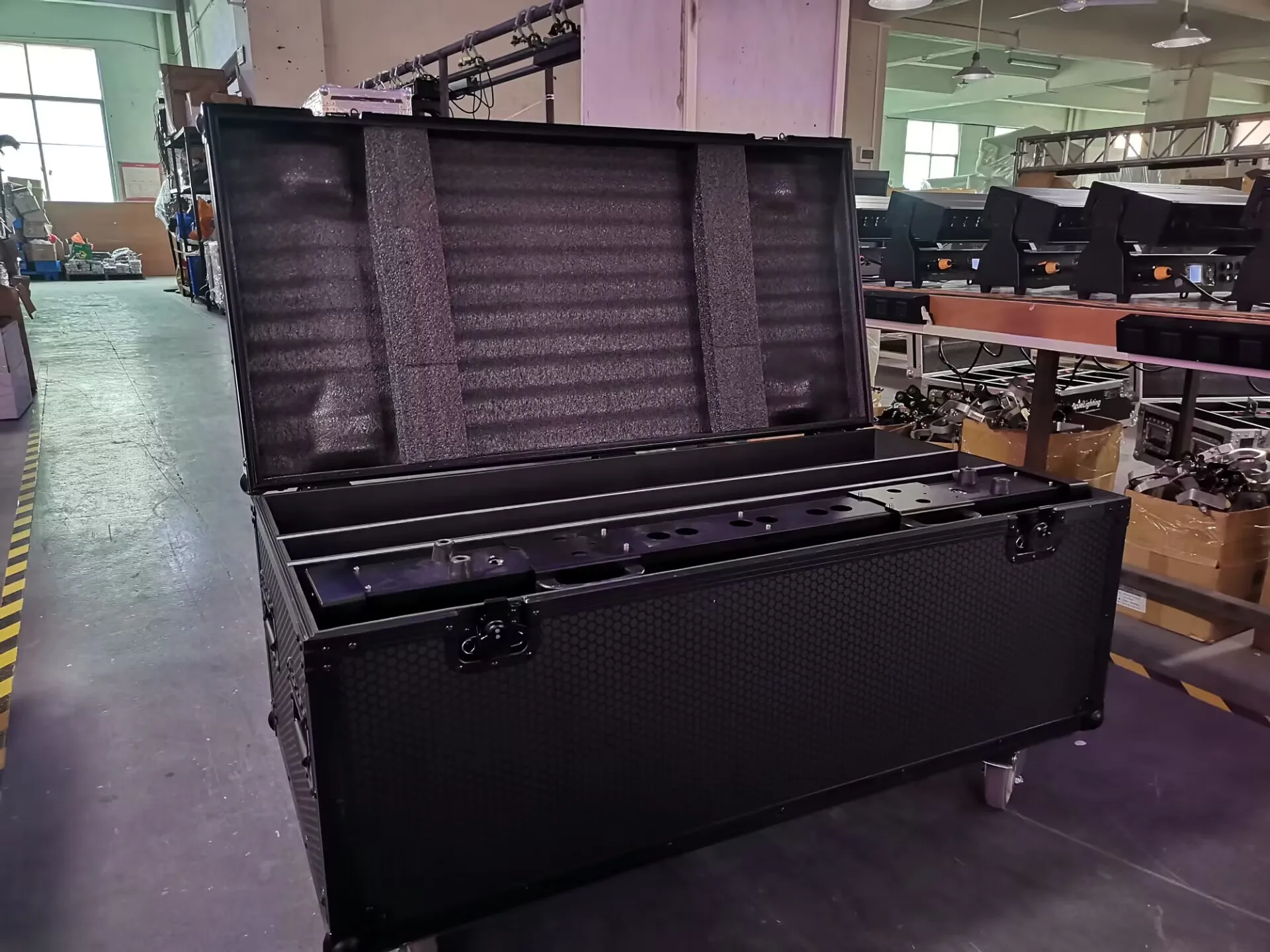 Powerful Show Dj Lighting Ip65 Beam Disco Bar Moving Head 18*40w Zoom ...