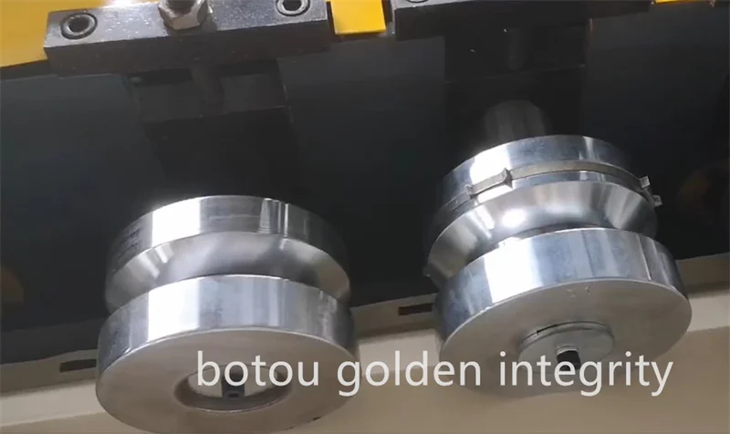 Self Lock Standing Seam Roofing Machine - Adjustable Width