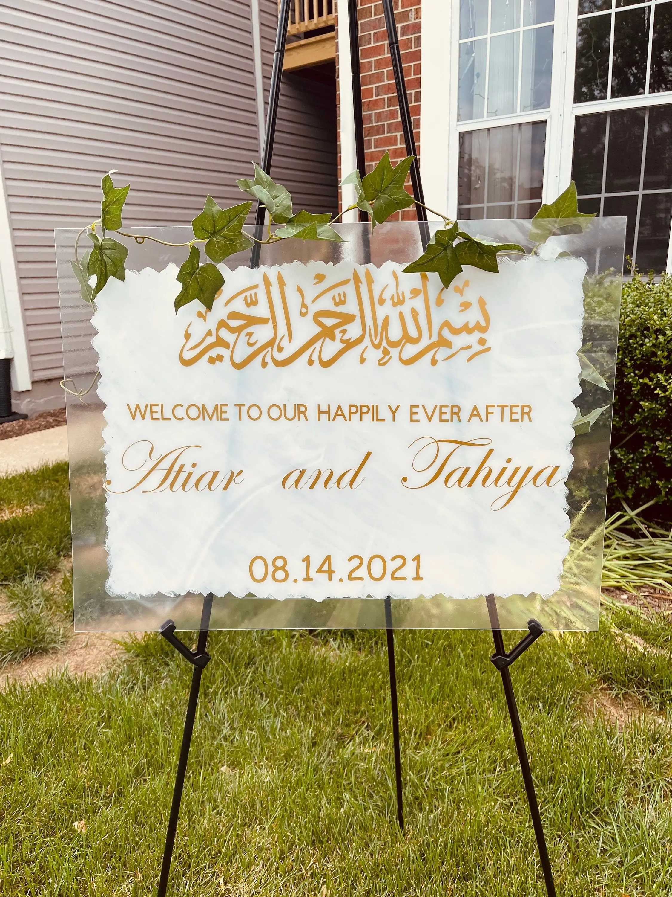 Plexiglass Frosted Wedding Signs - Customizable & Eco-friendly