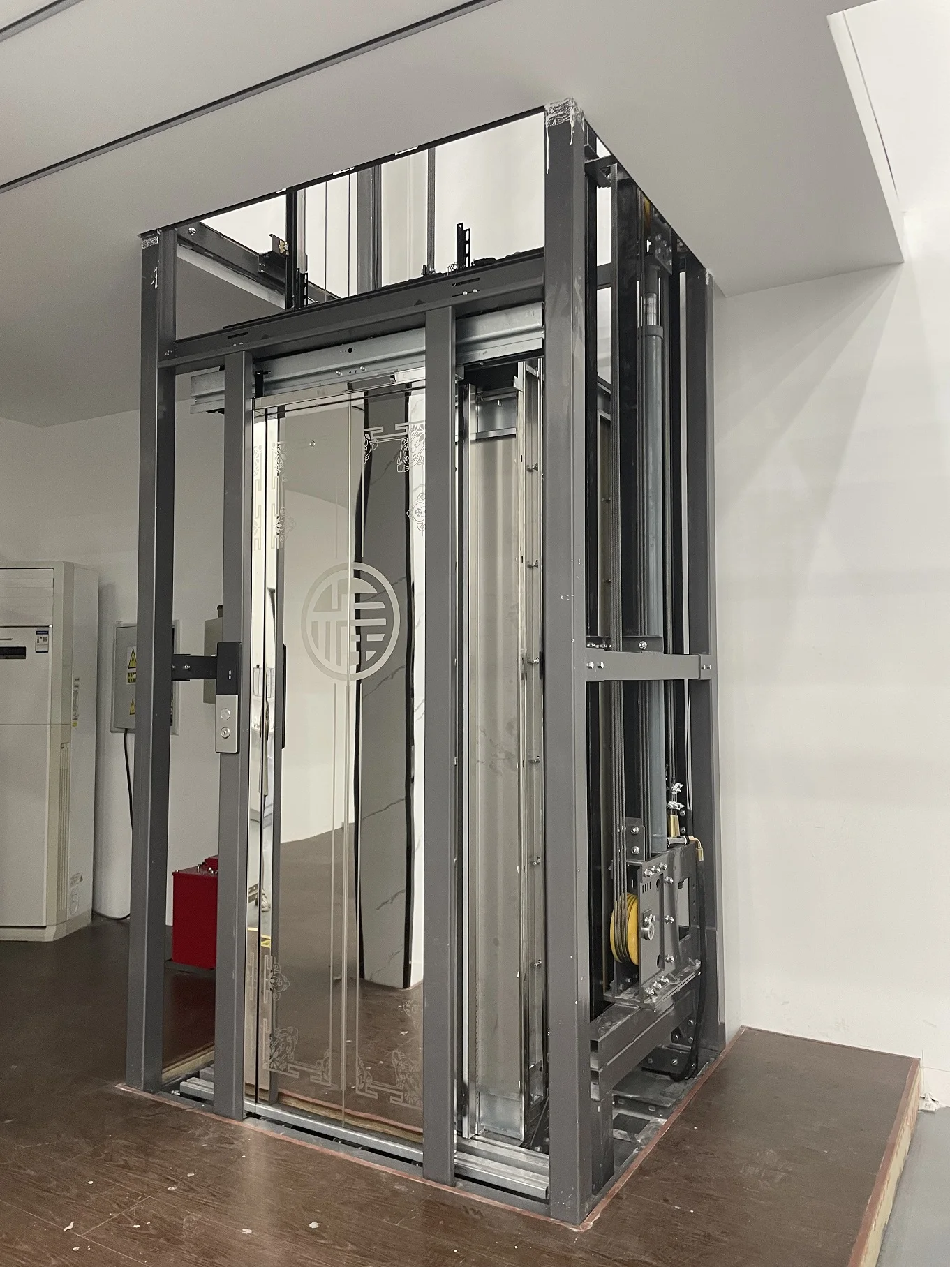 Small and Simple Traction Elevator for Indoor and Outdoor Use