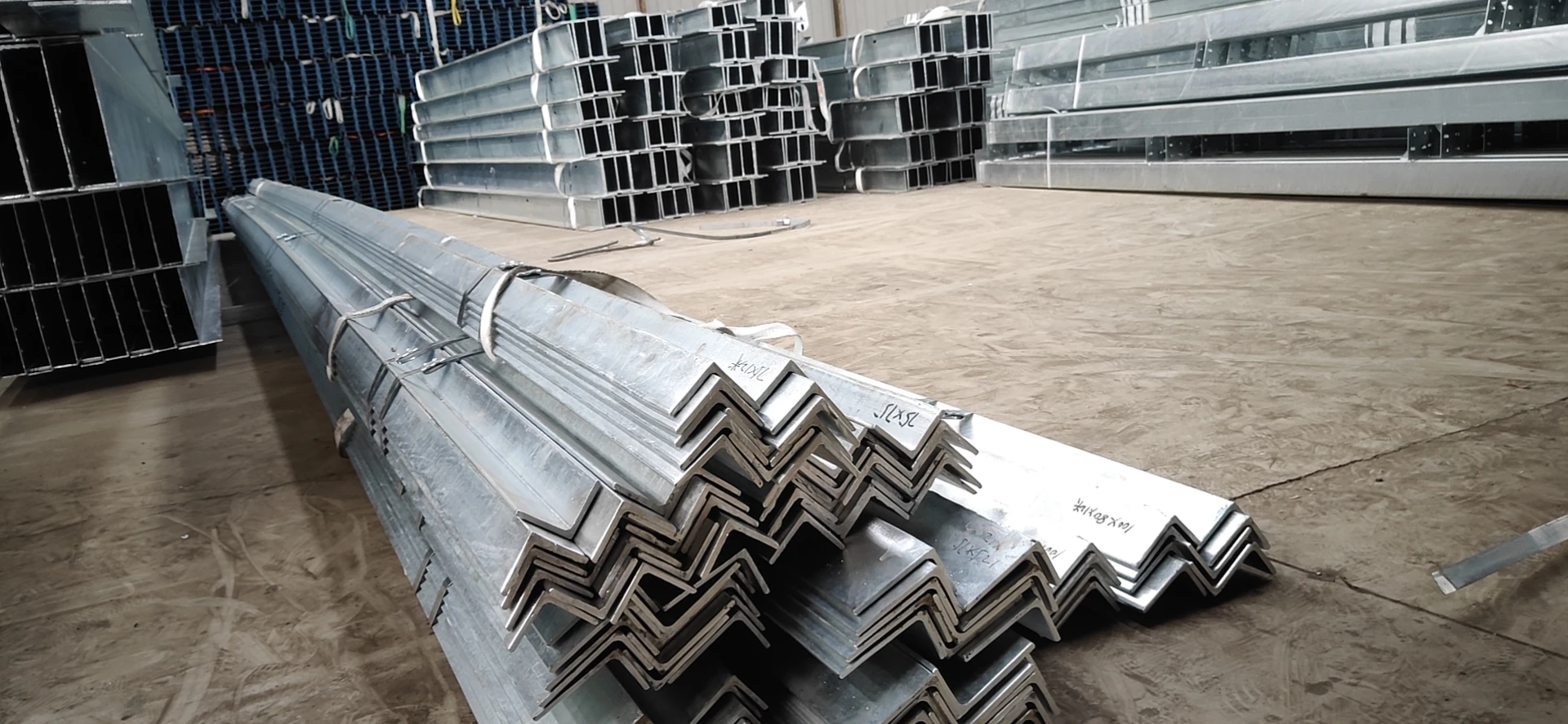 Low Price Galvanized Angle Iron Suspension Pole Bracing Steel Cross Arm ...