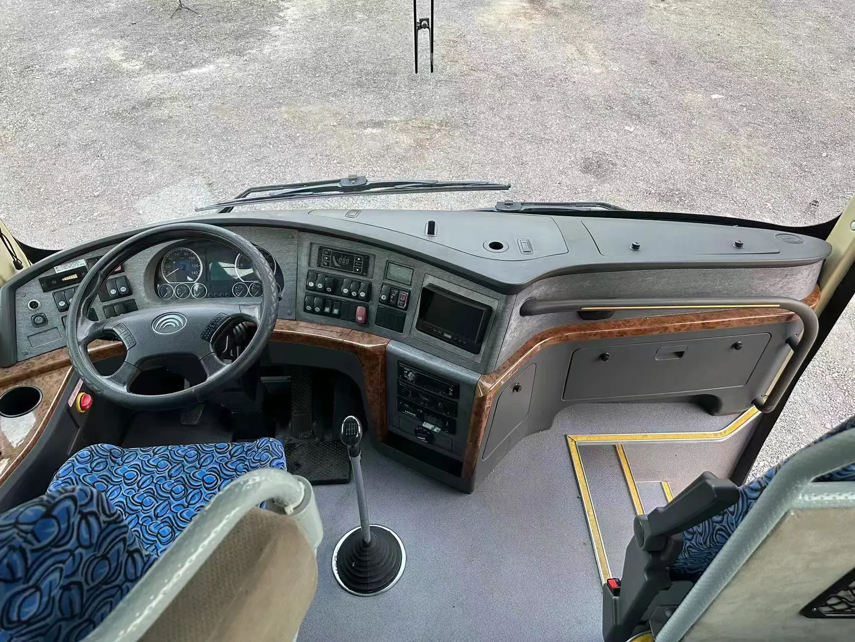 Luxury Passenger Bus 49 Seater Coach Bus Lead Spring Euro 4/5 ...