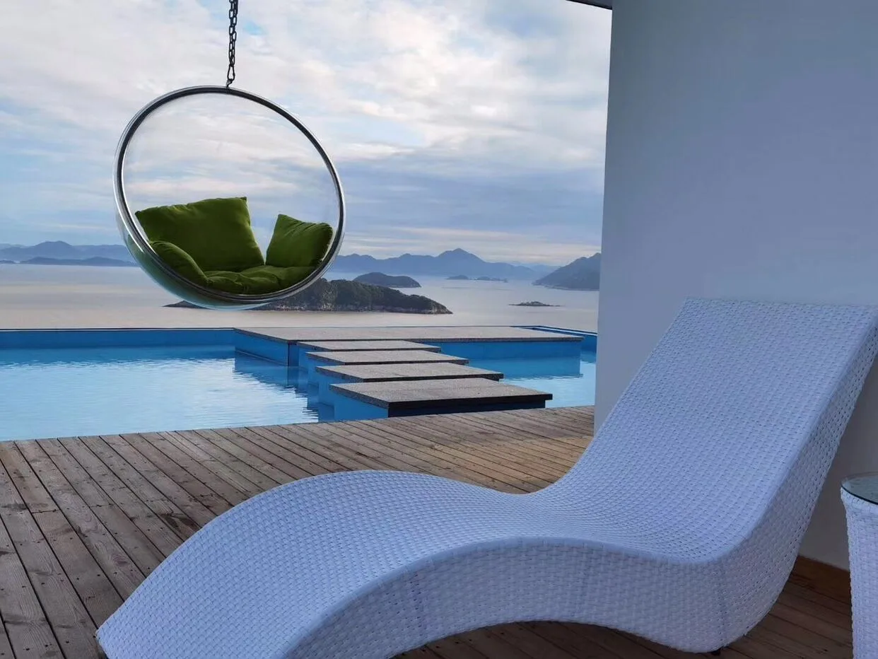 Stylish Beach Laying Chairs - Modern Outdoor Lounge Solutions