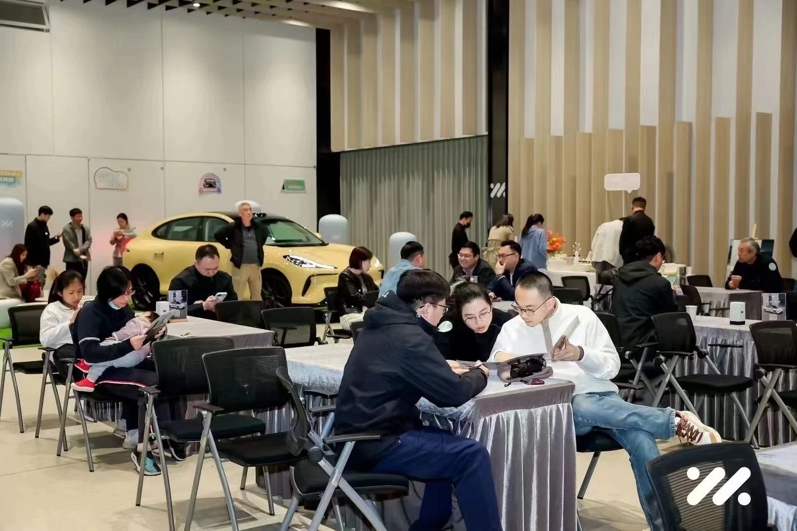 Zhiji Ls6 High-speed Car Pure Electric 4wd Max With 702km Long Range ...