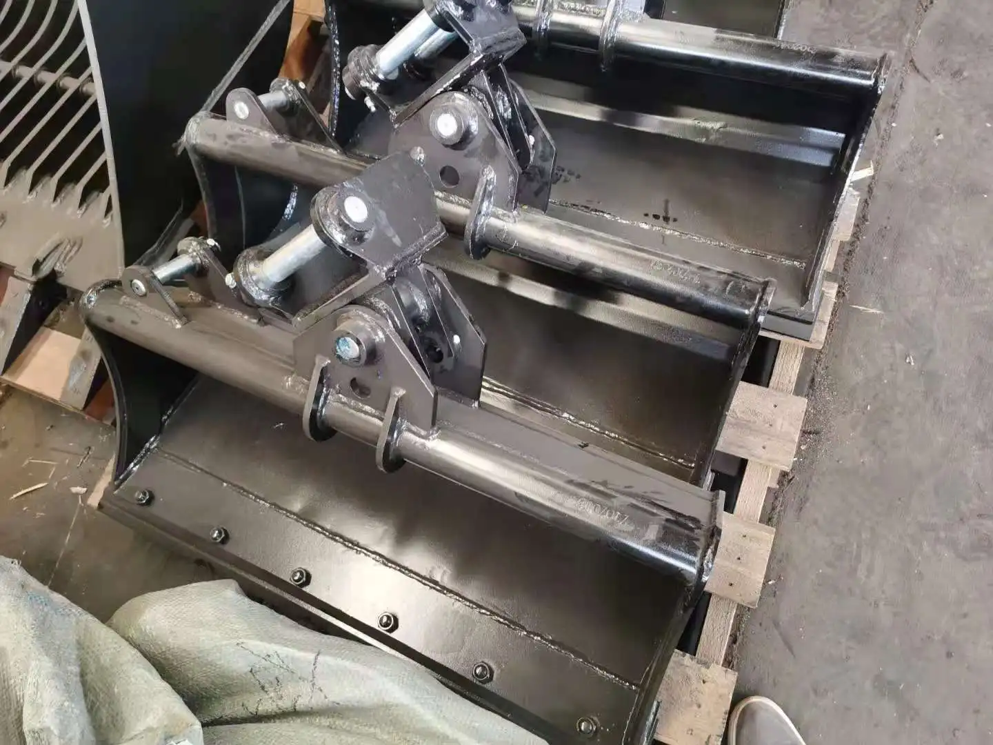Mud Bucket with Cutter for Sale - Heavy Duty Excavator Tool