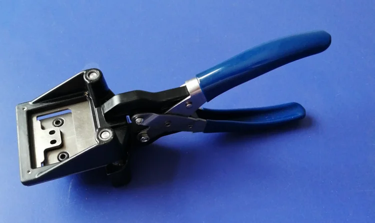 Quickly Cut 2-Inch Passport Photos with Precision Blades