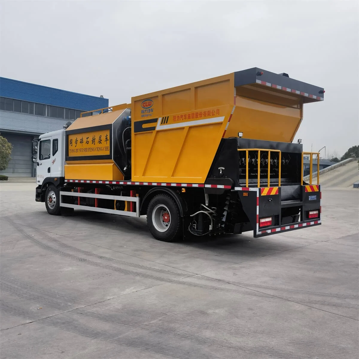 Brand New 4x2 Dongfeng Chip Spreader Truck Chip Spreaders for Road ...