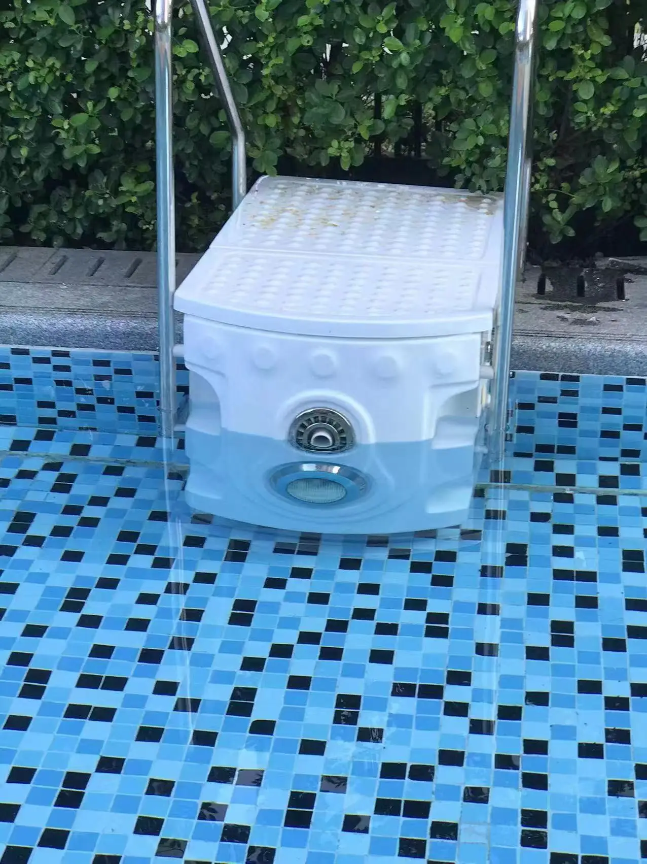 Dolphin M200 PLUS - Efficient Pool Cleaning Solutions